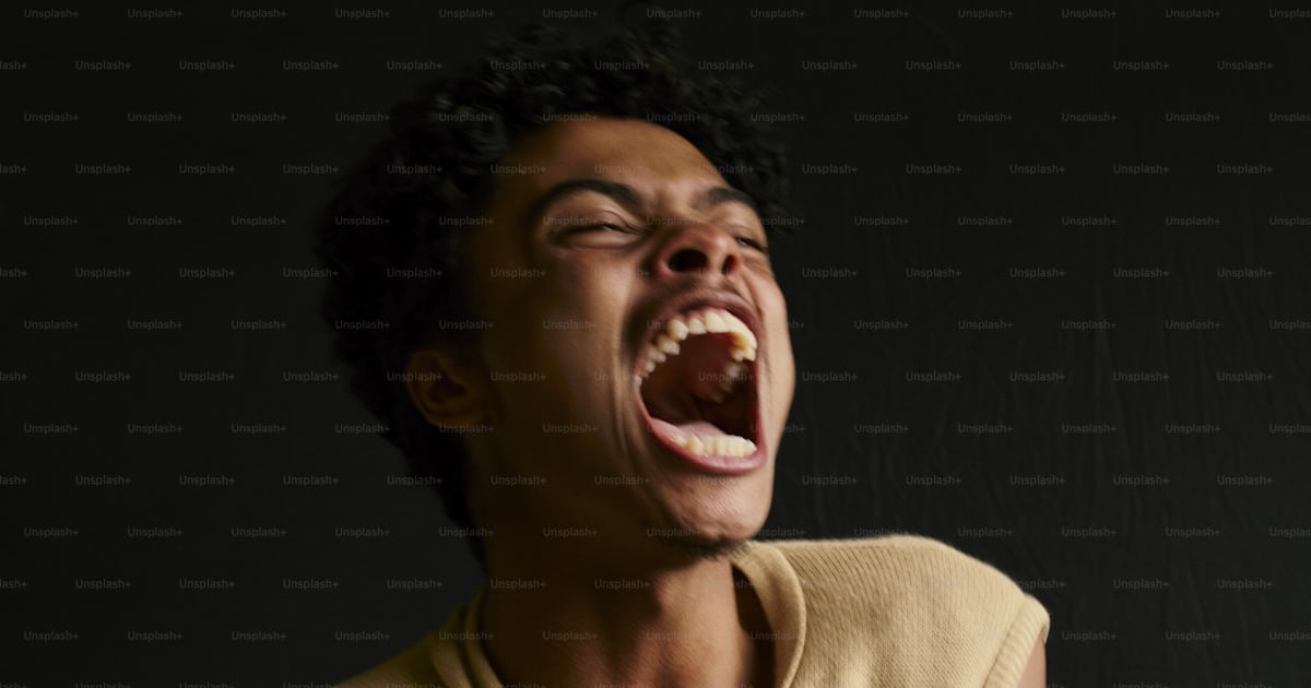 입을 벌리고 앉아 있는 남자 사진 Unsplash의 어텀 블루스 이미지