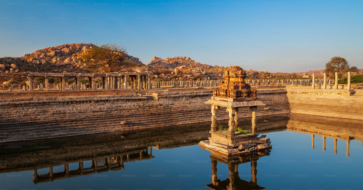 インドのカルナータカ州にあるヒンドゥー教のヴィジャヤナガラ帝国の中心地であるハンピの寺院と水槽の写真 Unsplashのヒンズー教の画像