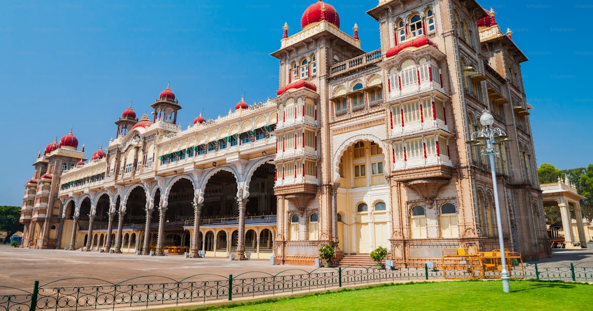 마이소르 궁전 Mysore Palace 은 인도 마이소르에 있는 역사적인 궁전이자 왕실 거주지이다 사진 Unsplash의