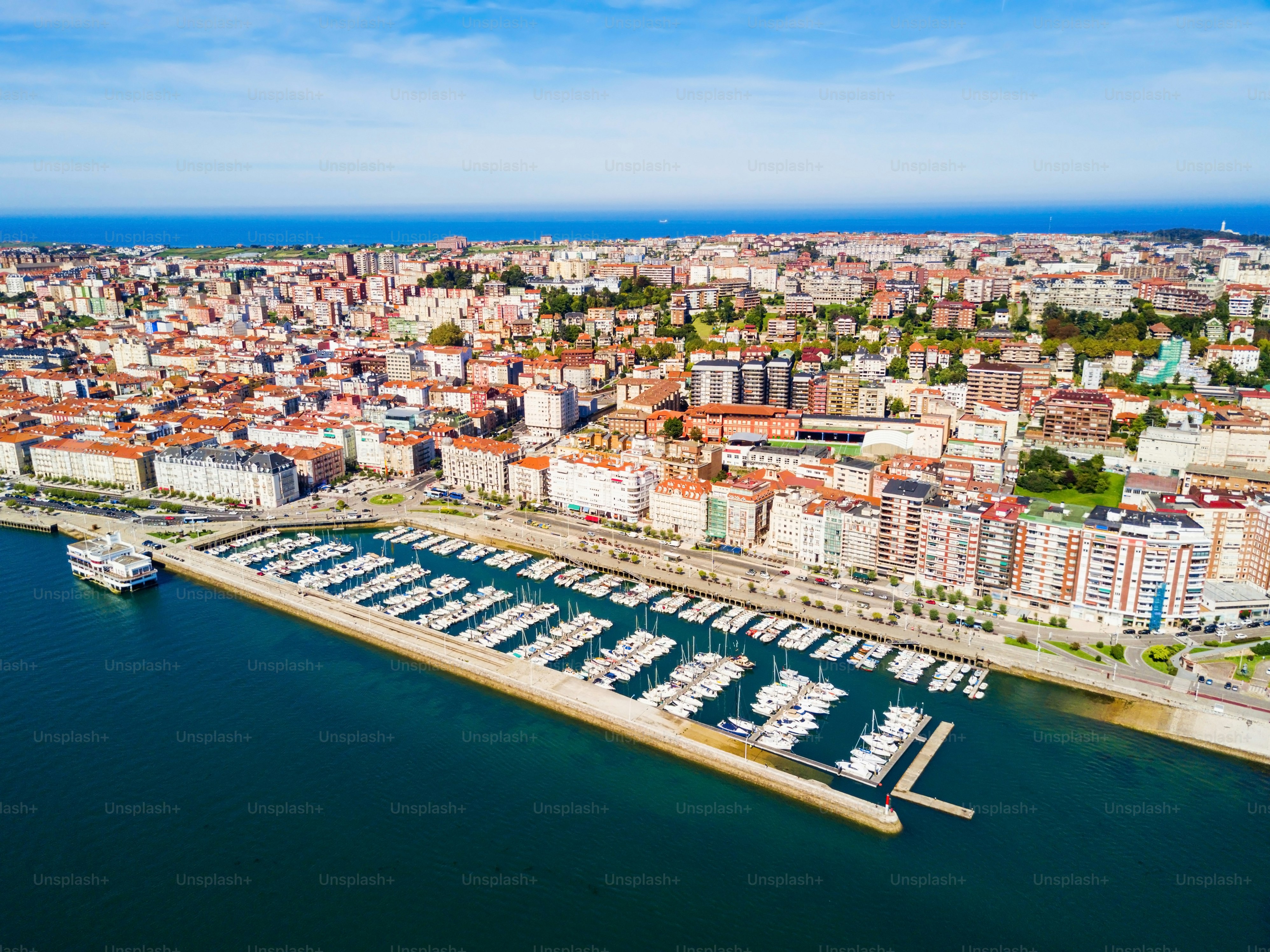 Foto Vista panorámica aérea de la ciudad de Santander. Santander es la ...