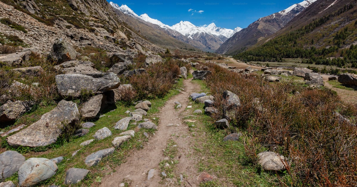 히말라야의 옛 무역로는 Sangla Valley의 Chitkul 마을에서 티베트로 가는 돌로 둘러싸여 있습니다 히마찰프라데시
