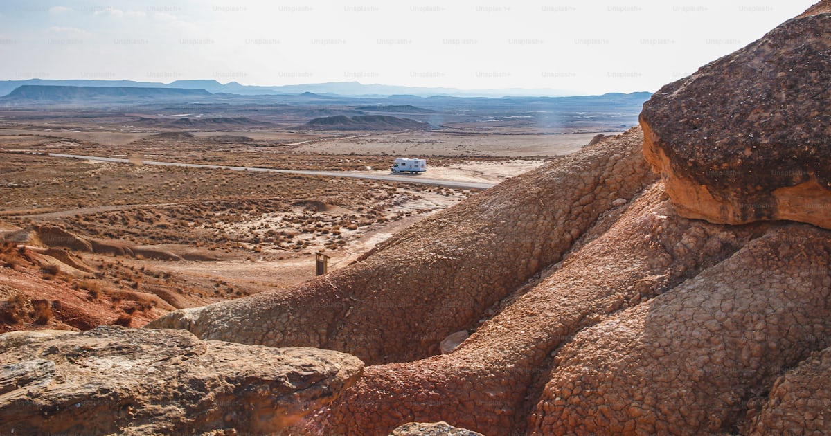 나바라의 Bardenas Reales 도로에 있는 캐러밴의 세부 사항 스페인t 사진 Unsplash의 바르데나스 레알레스 이미지