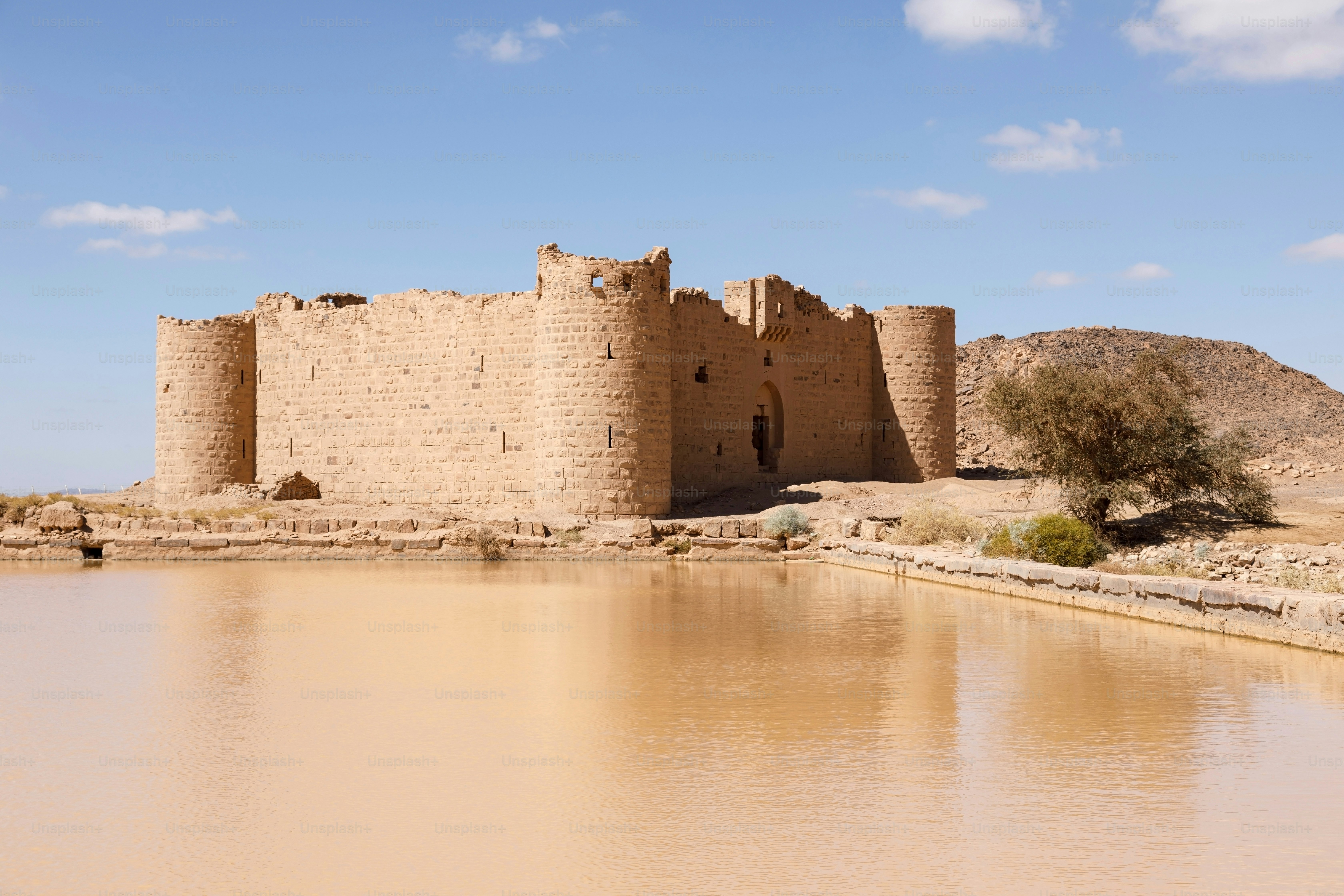 Ruines d’un château de briques en pierre près de la ville de Tabuk. C ...