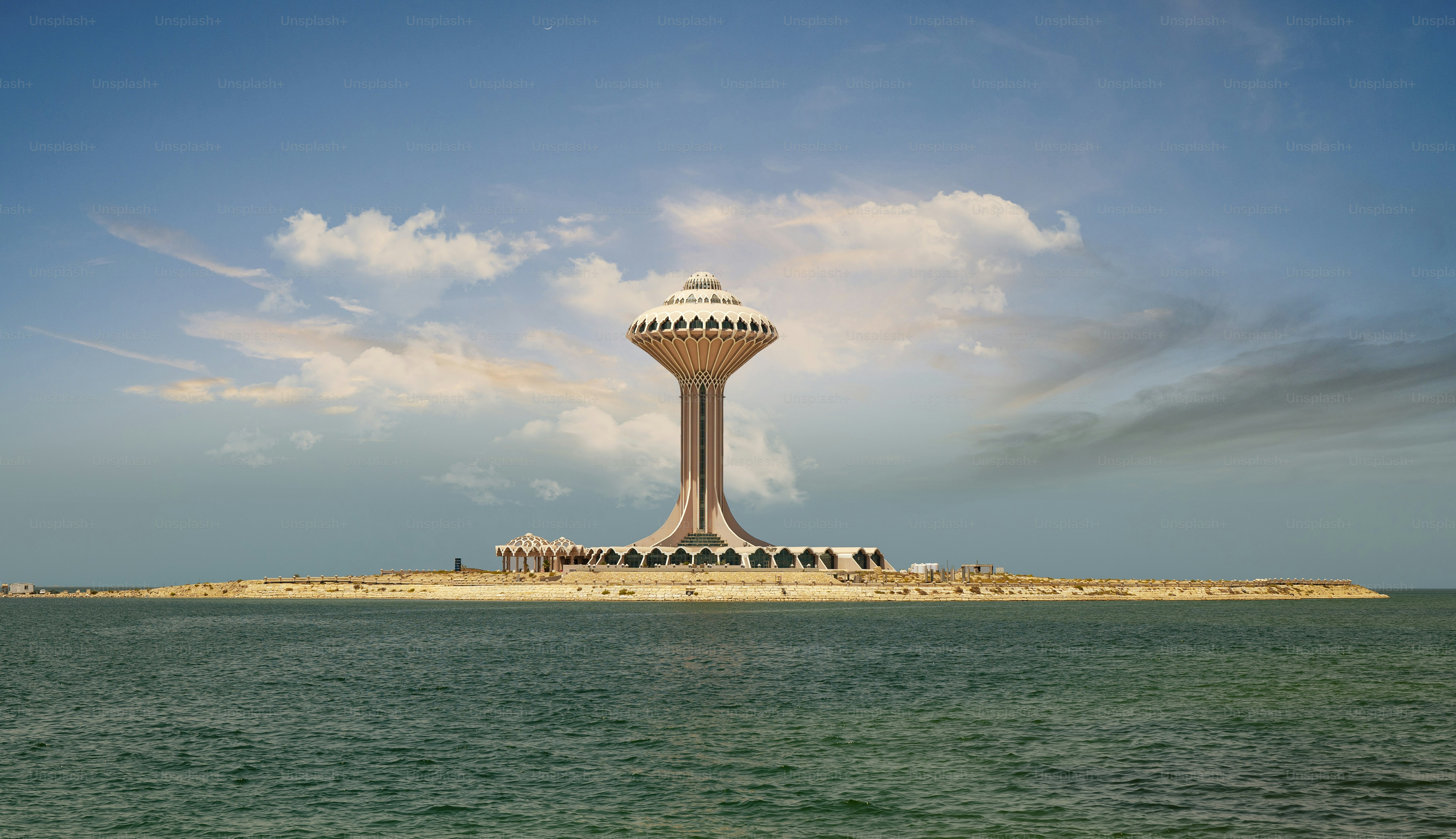 La Torre de Agua Al Khobar tiene ocho pisos a una altura de 90 metros, y un restaurante con ...