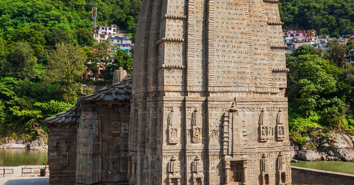 パンチバフタール寺院は、インドのヒマーチャルプラデーシュ州マンディ町にあるヒンドゥー教ですの写真 Unsplashの街の画像