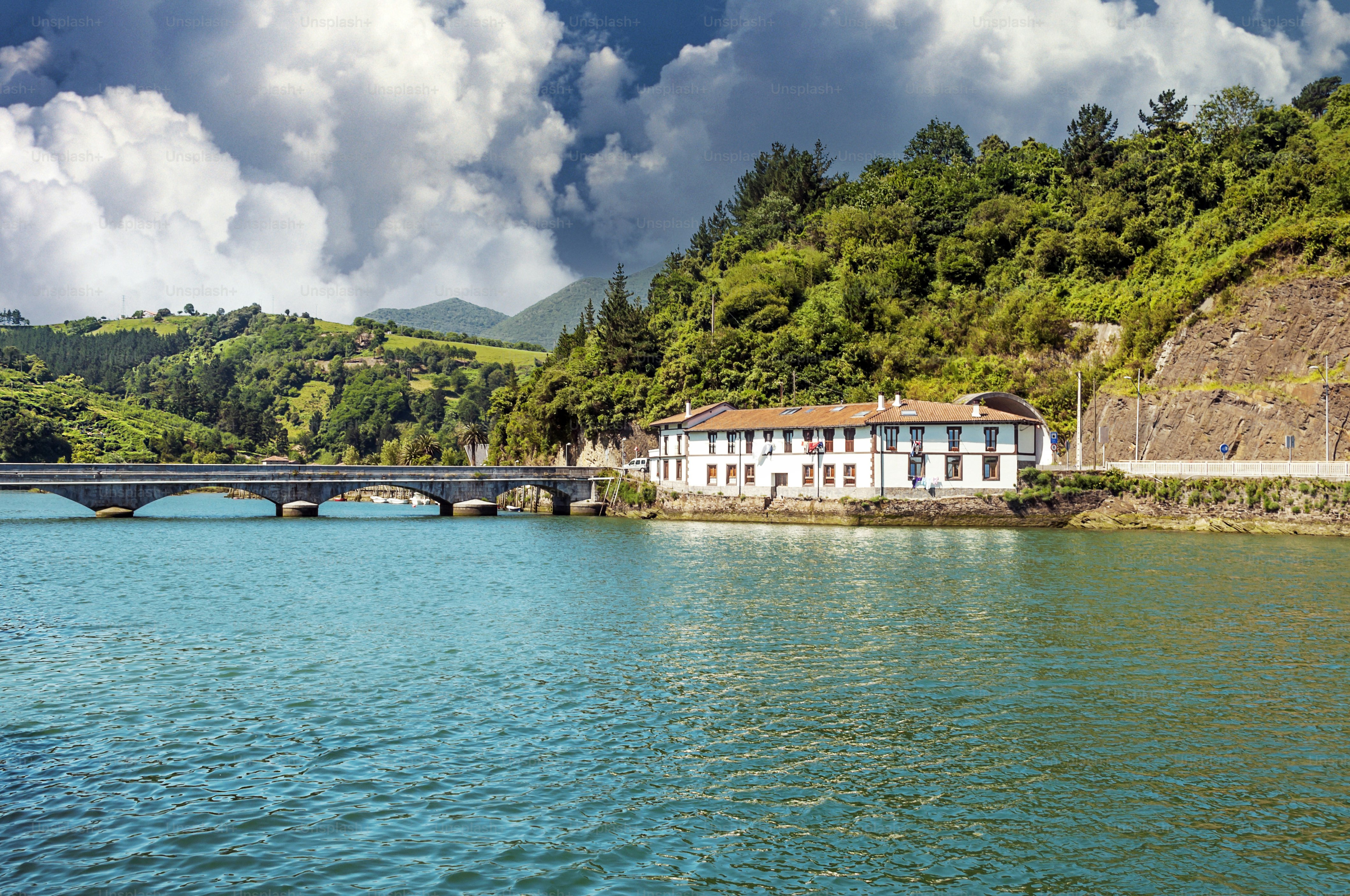 Côte de la mer Cantabrique au Pays Basque par une journée ensoleillée ...