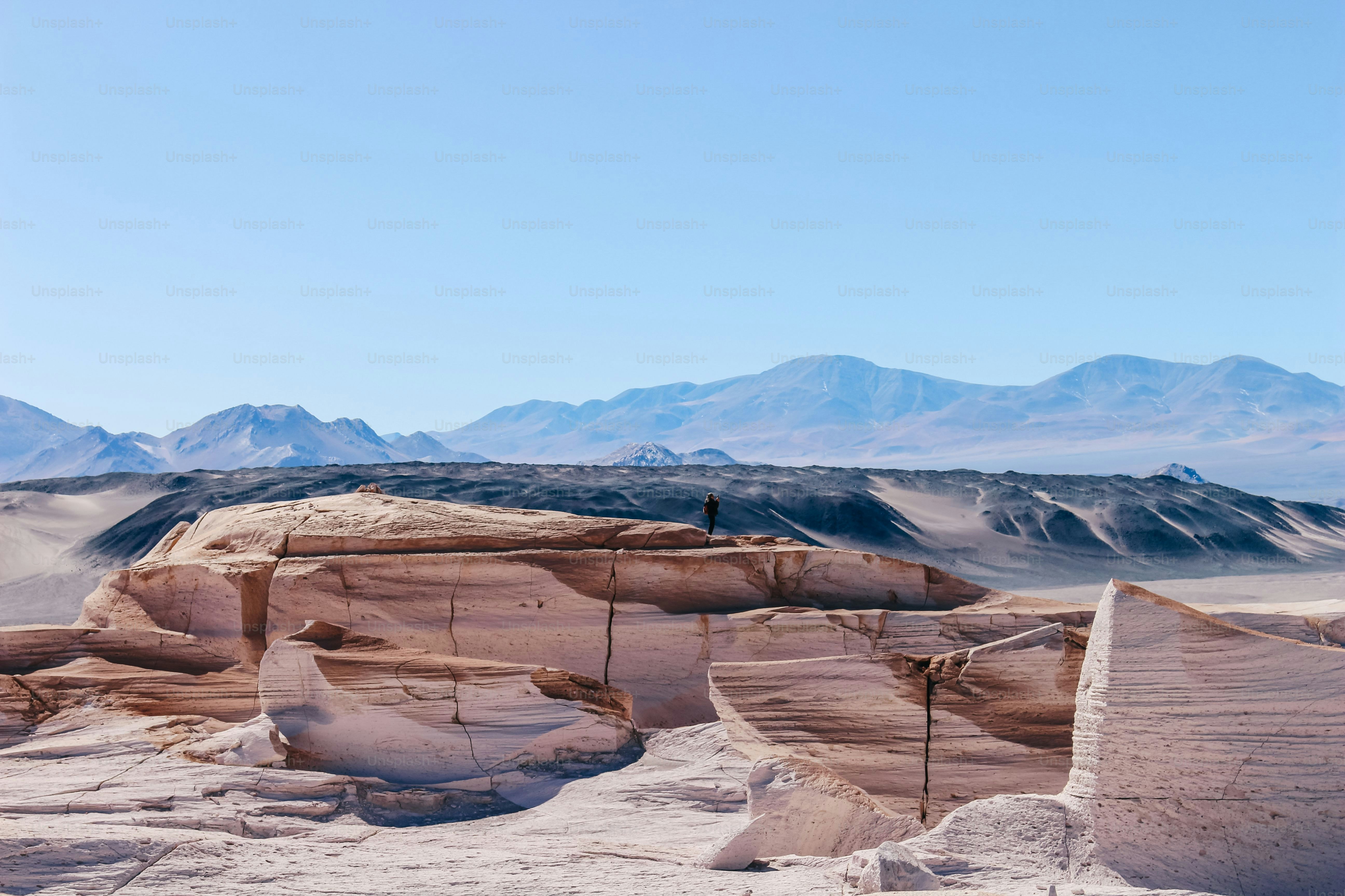 Foto Una impresionante zona árida en un desierto blanco con formaciones ...