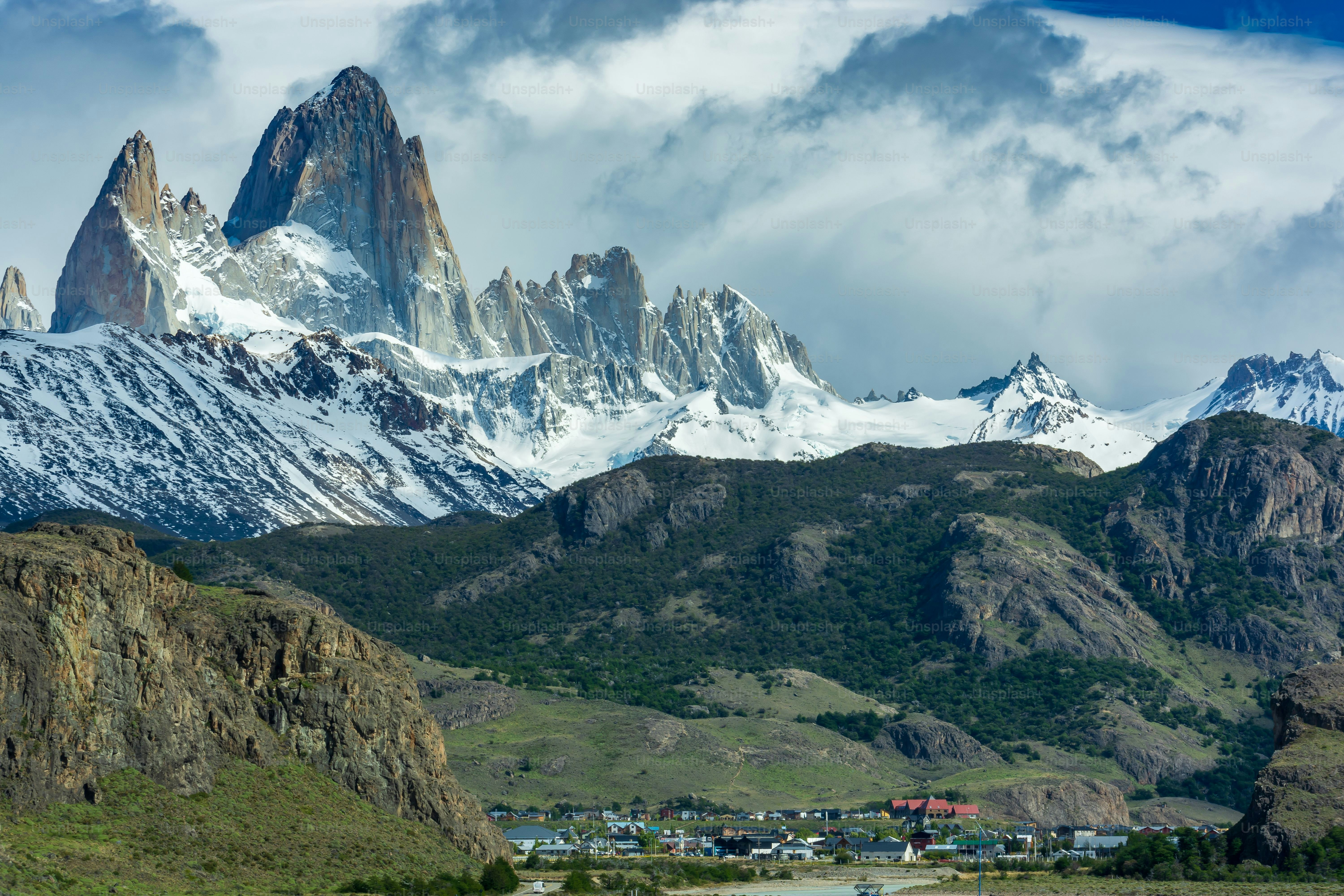 Ein atemberaubender Blick auf den Cerro Fitz Roy oberhalb der Stadt El ...