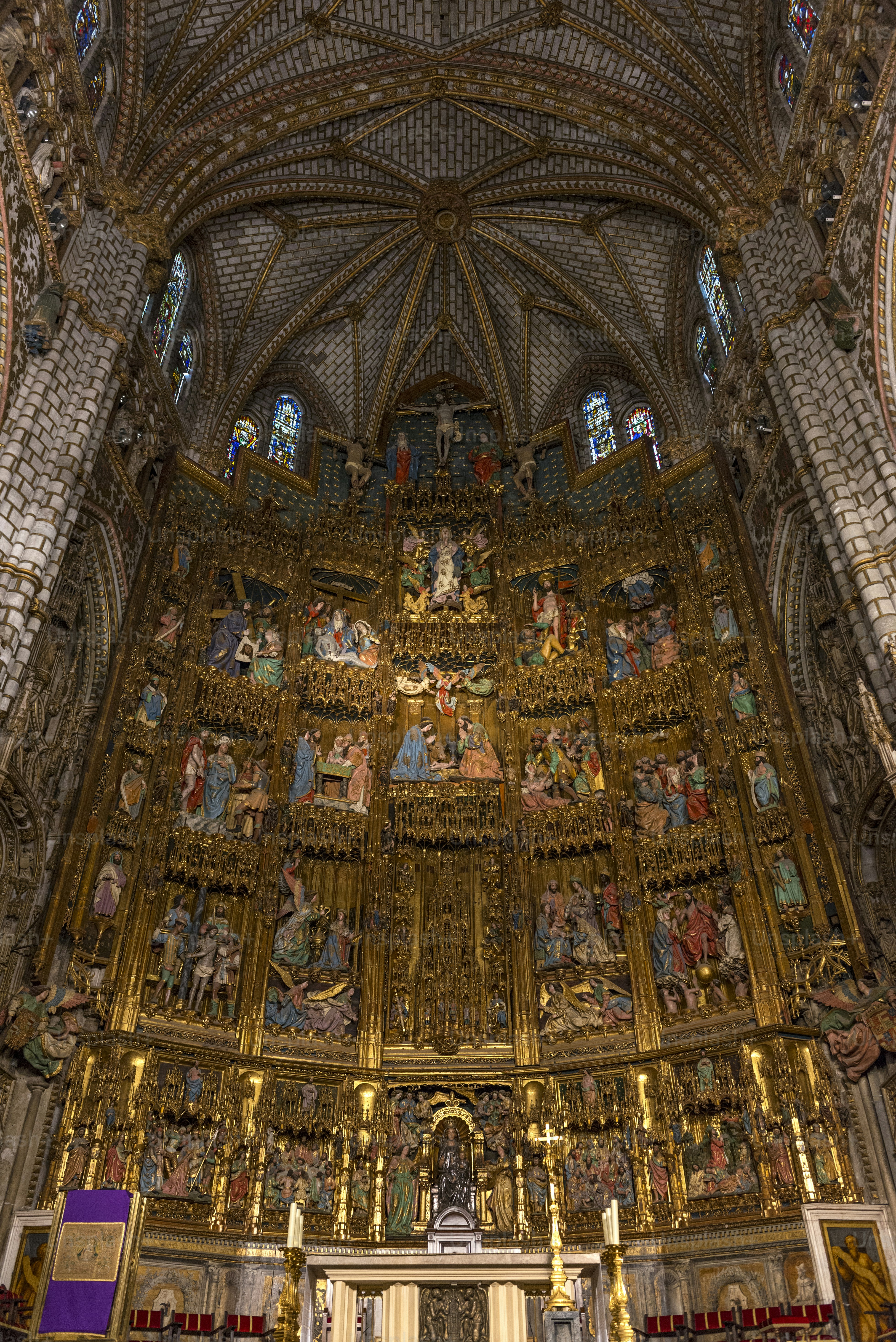 Inside view of the retable and High Altar of the Cathedral of Toledo ...
