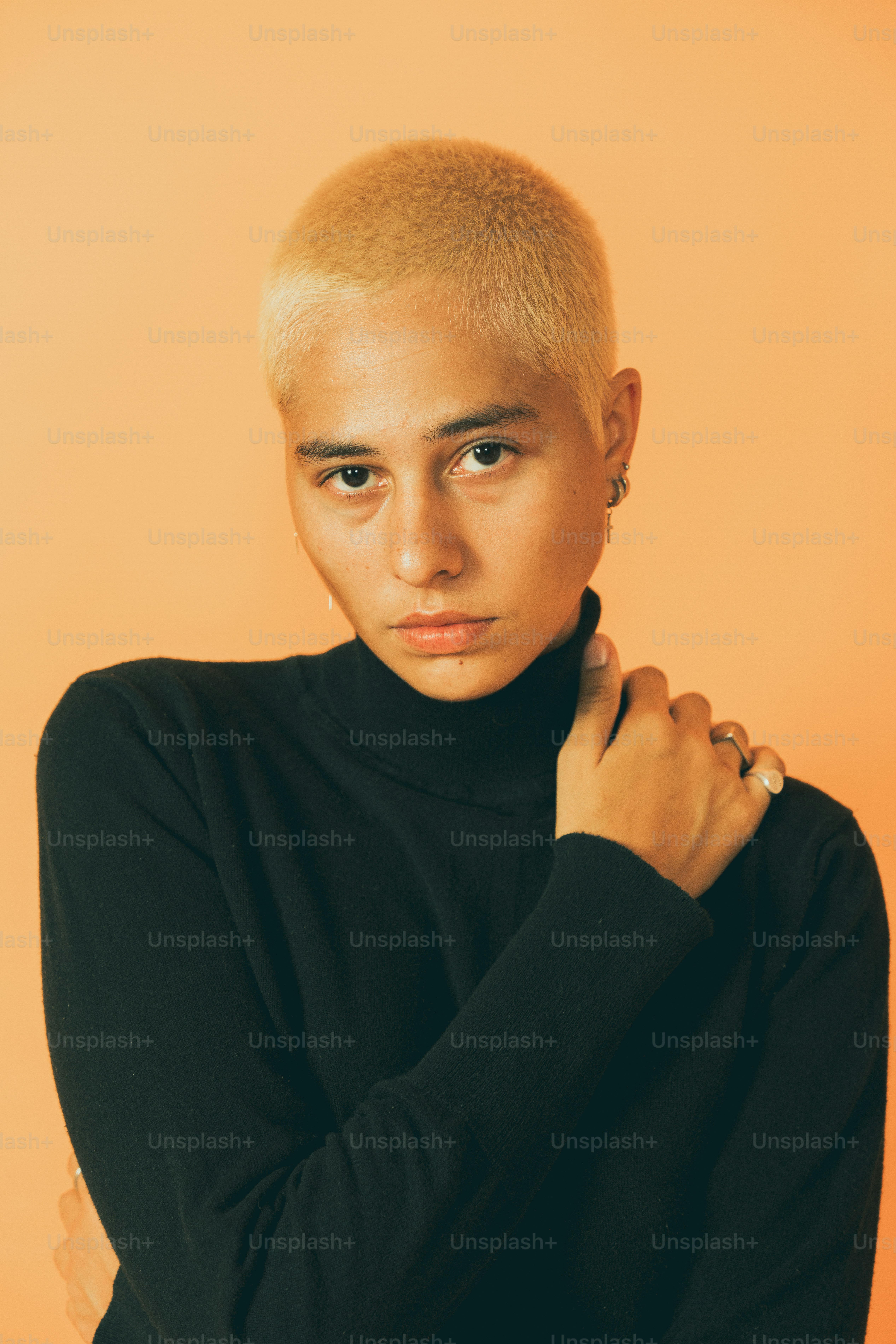 Un homme au crâne rasé et à la chemise noire photo – Image de Mode ...