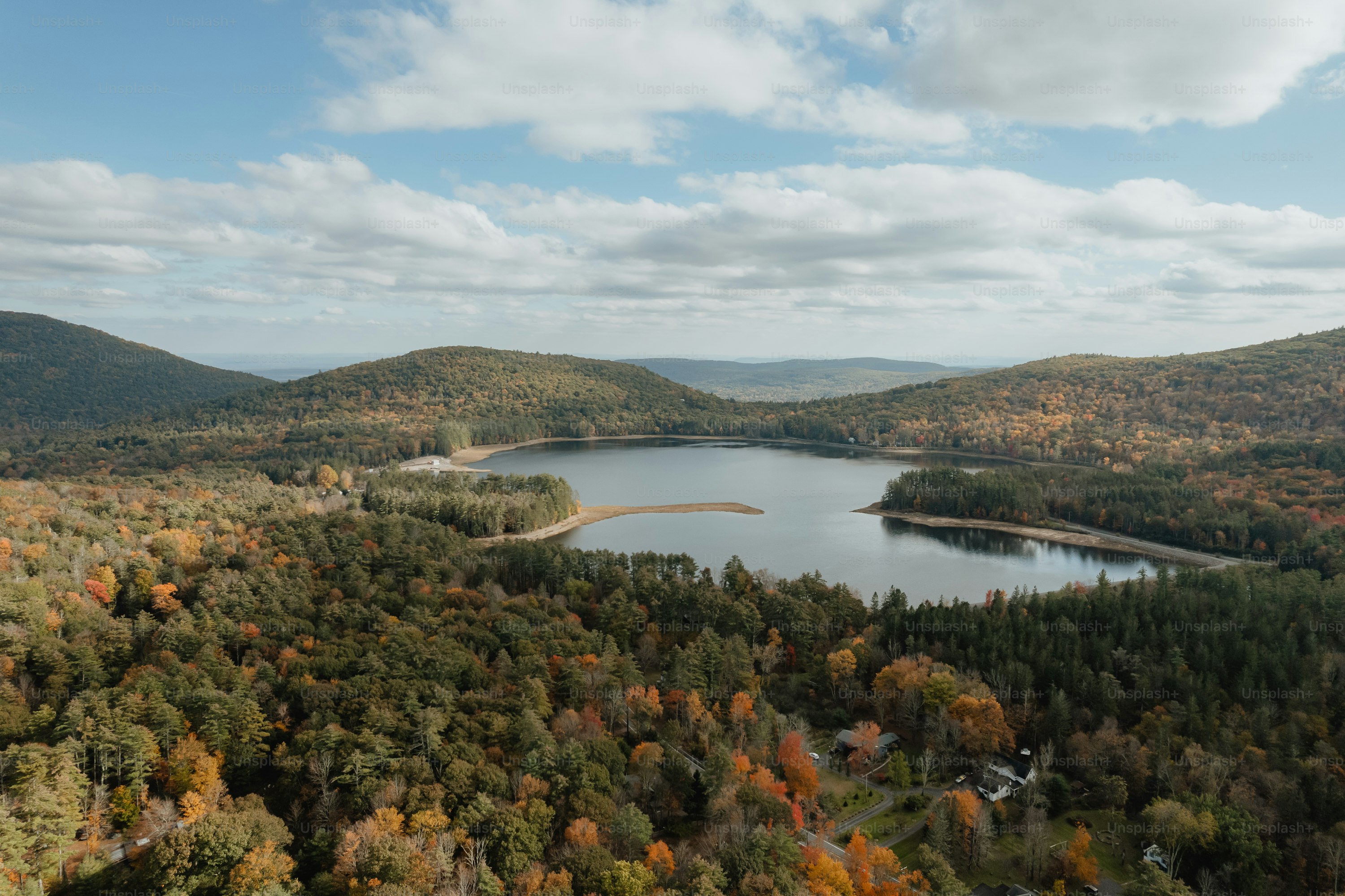 Une vue aérienne d’un lac entouré d’arbres photo – Lac Photo sur Unsplash