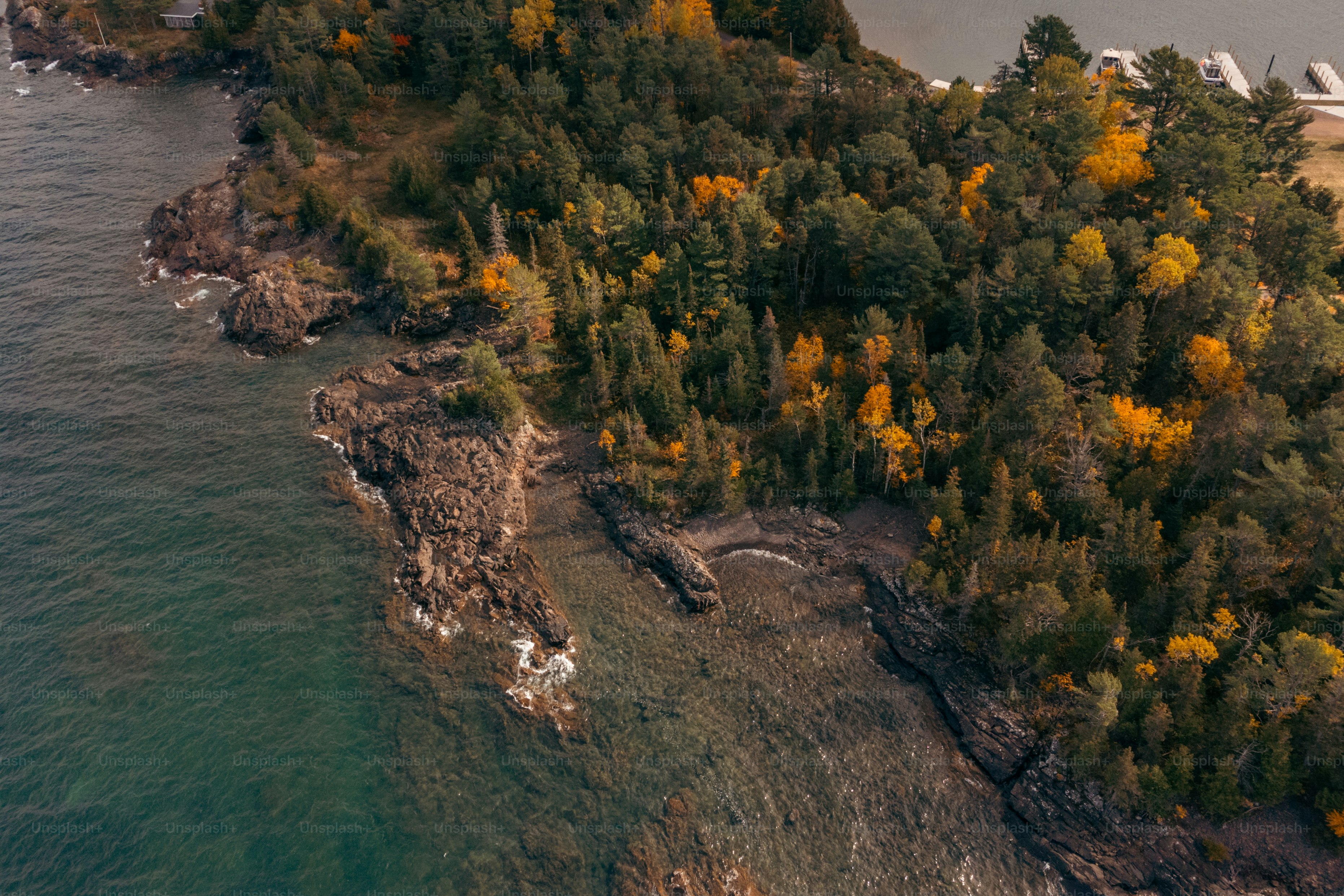 An aerial view of a small island surrounded by trees photo – Nature ...