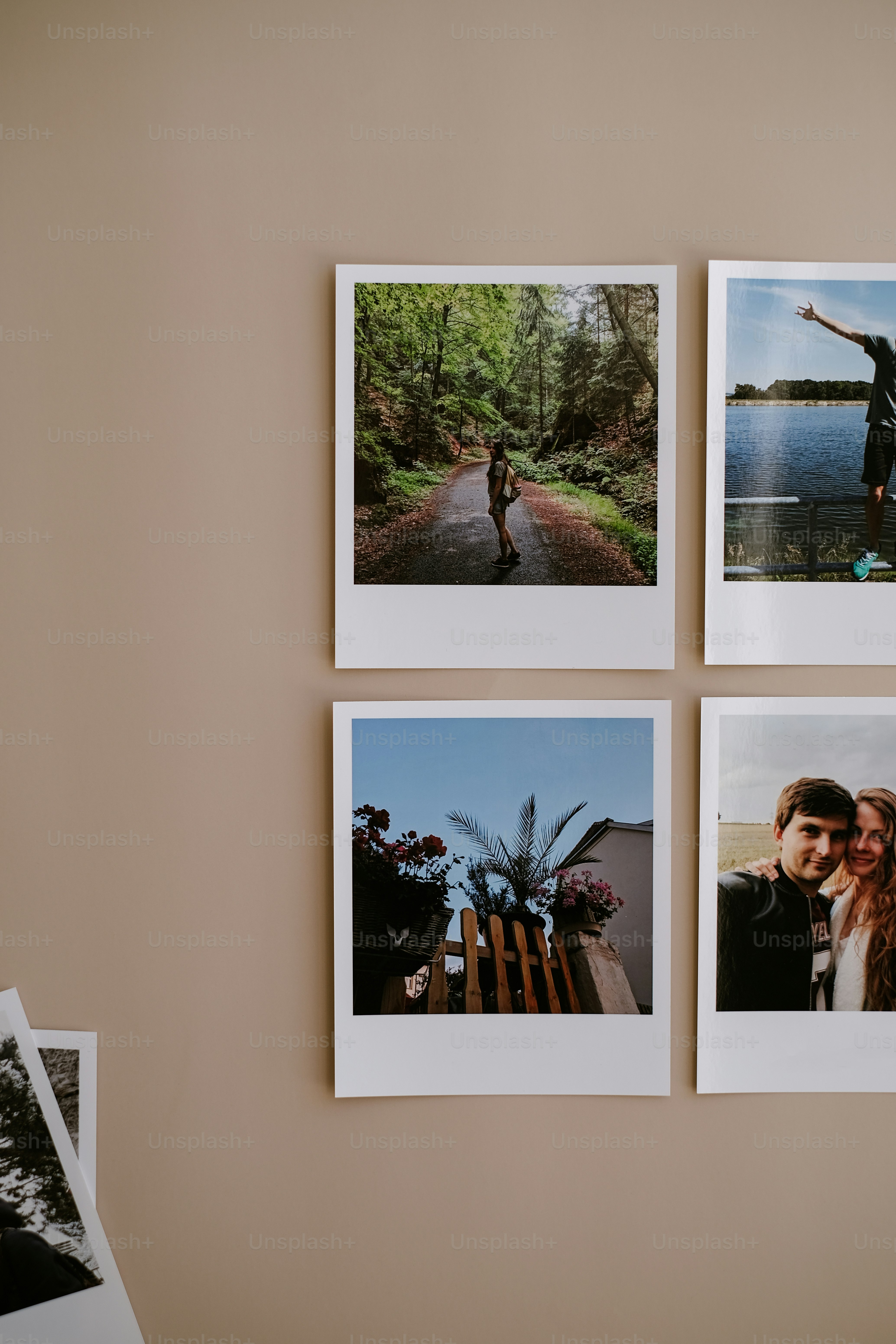 A black and white photo of a cell phone photo – Polaroid Image on Unsplash