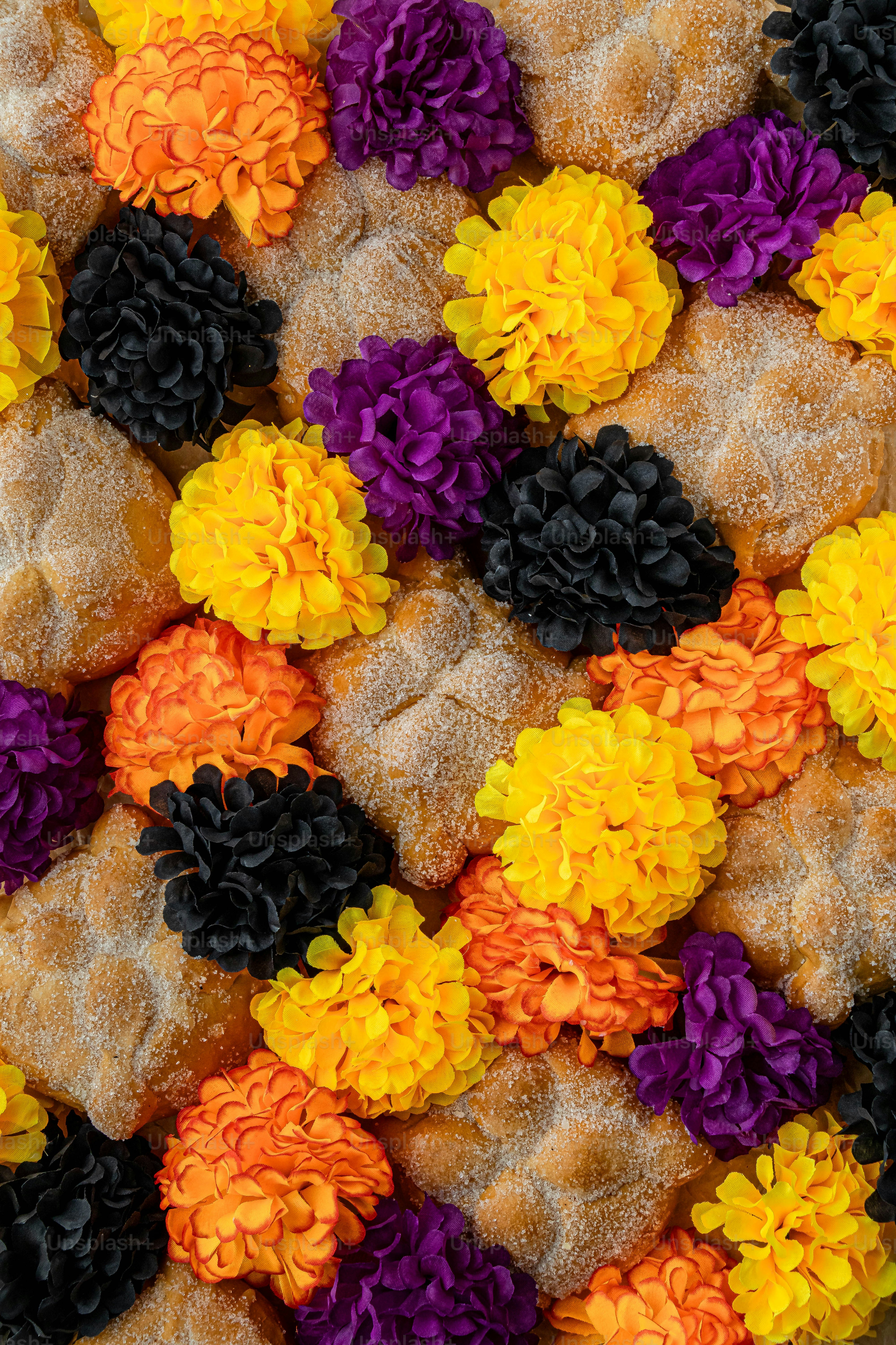A bunch of flowers that are on a table photo – Ofrenda de dia de ...