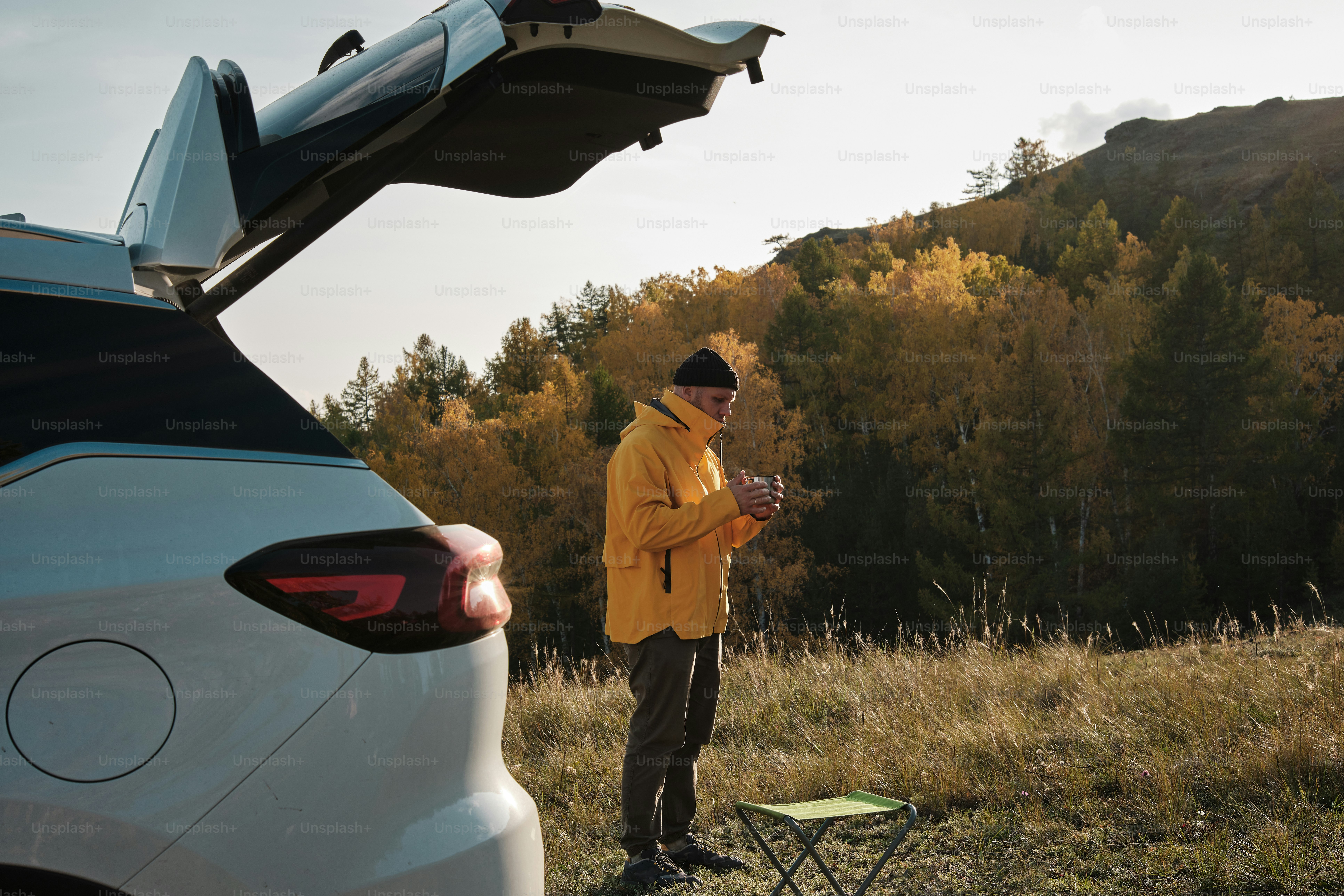 An orange floating in a pool of water photo – Free Fruit Image on Unsplash