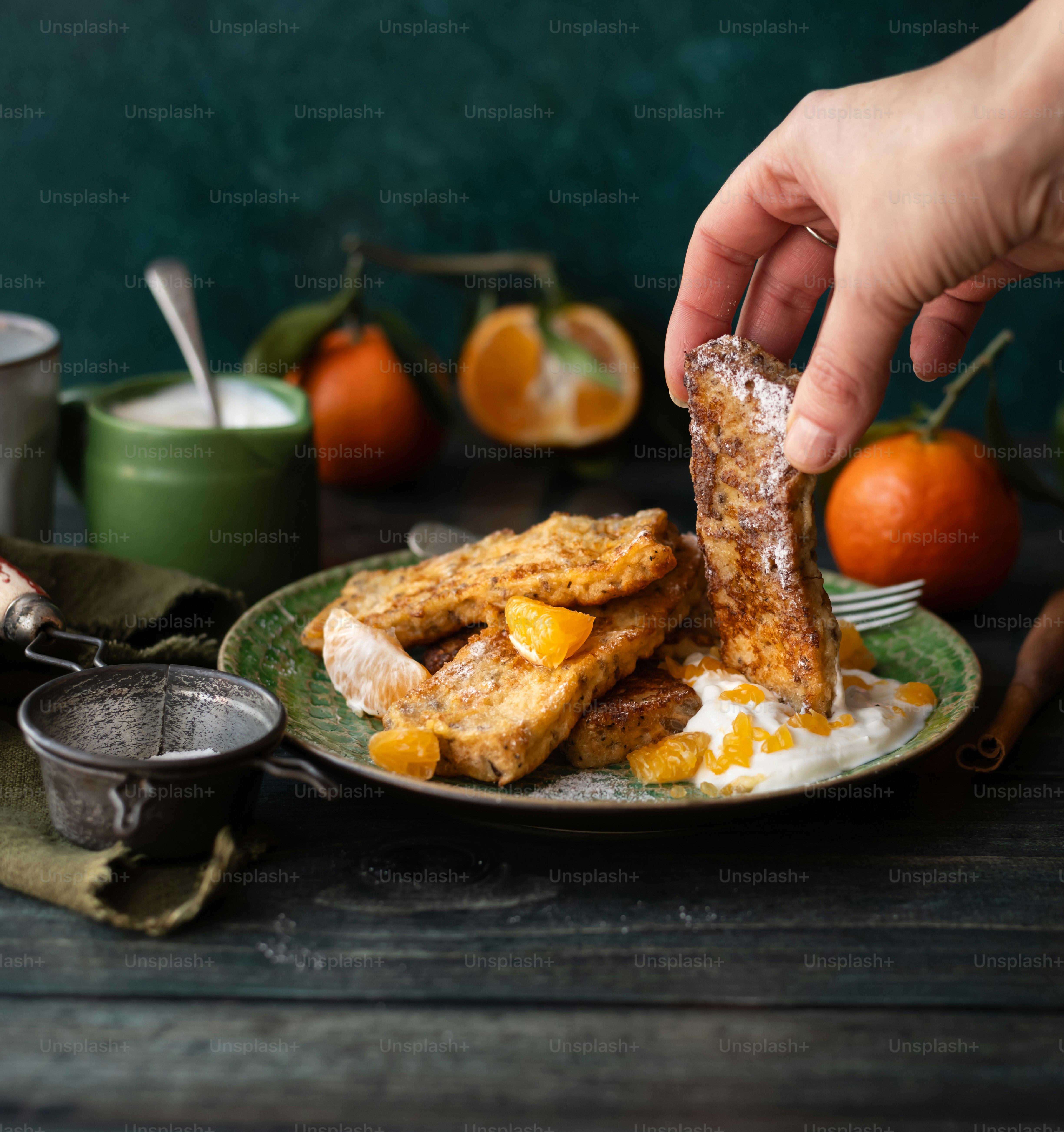 Foto Uma pessoa pegando um pedaço de comida em um prato – Imagem de ...