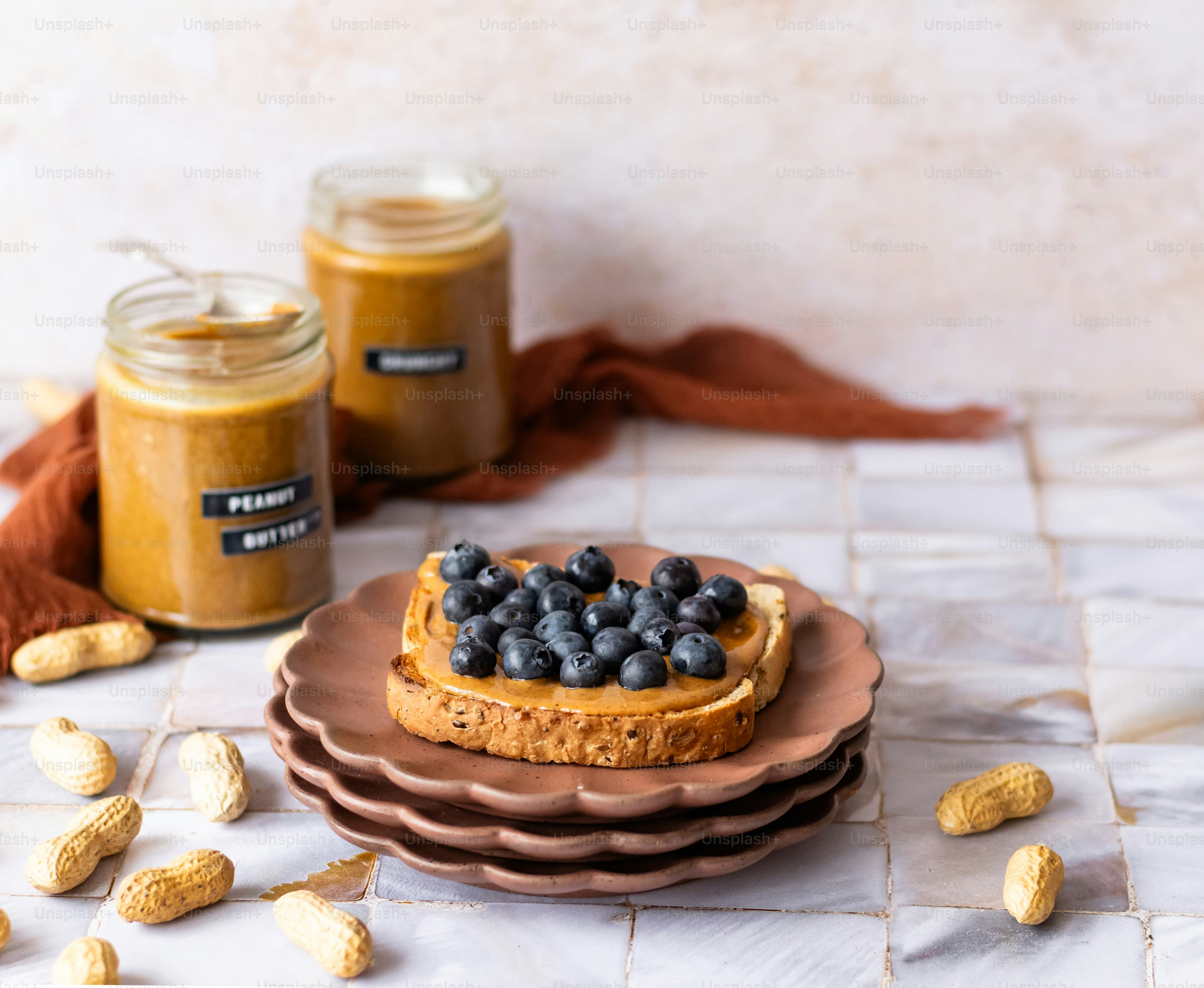 A plate topped with a cake covered in blueberries photo – Food styling ...