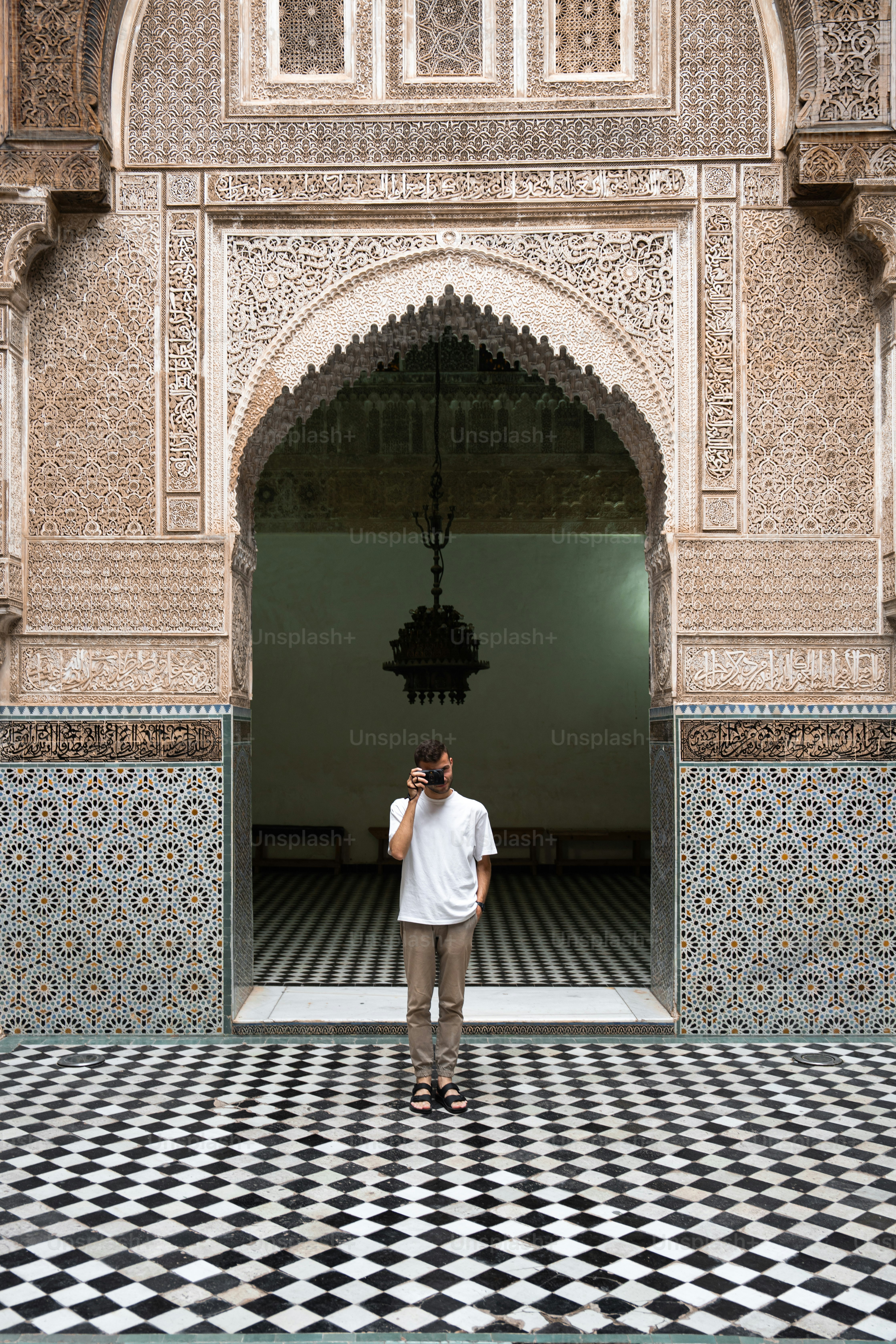 Une personne debout dans l’embrasure d’une porte d’un bâtiment photo ...