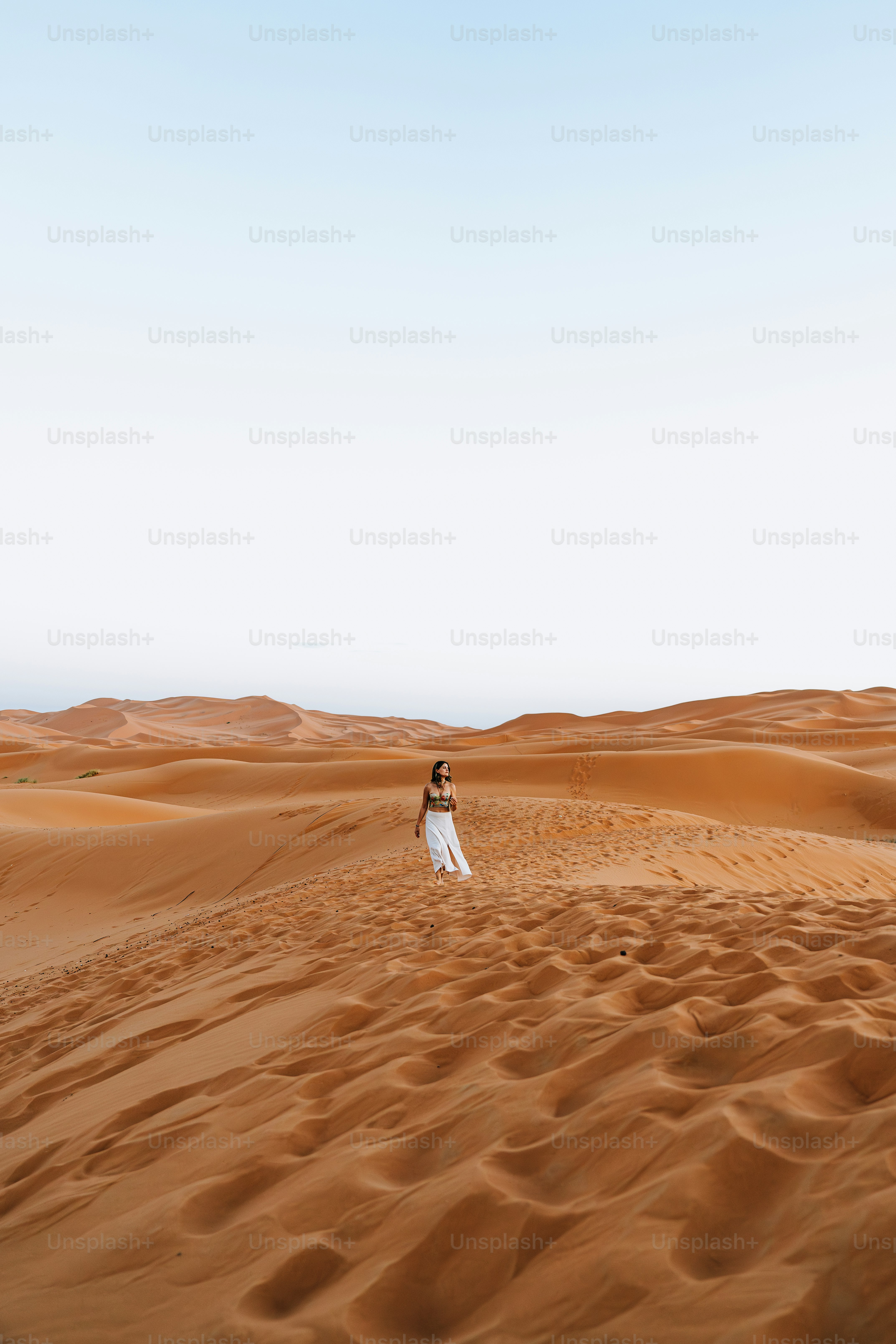 A woman standing in the middle of a desert photo – Nature Image on Unsplash
