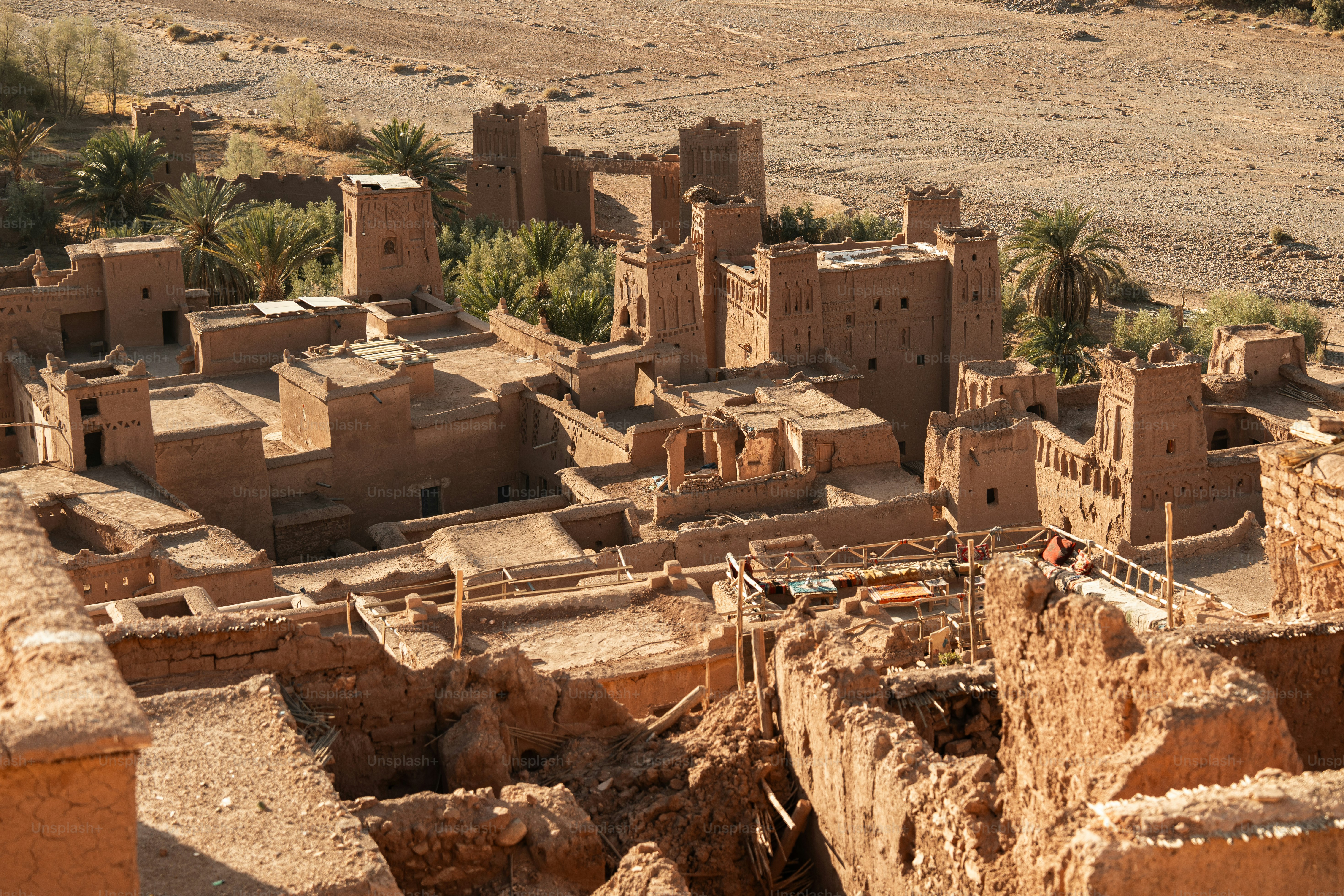 An aerial view of a village in the desert photo – Ruins Image on Unsplash