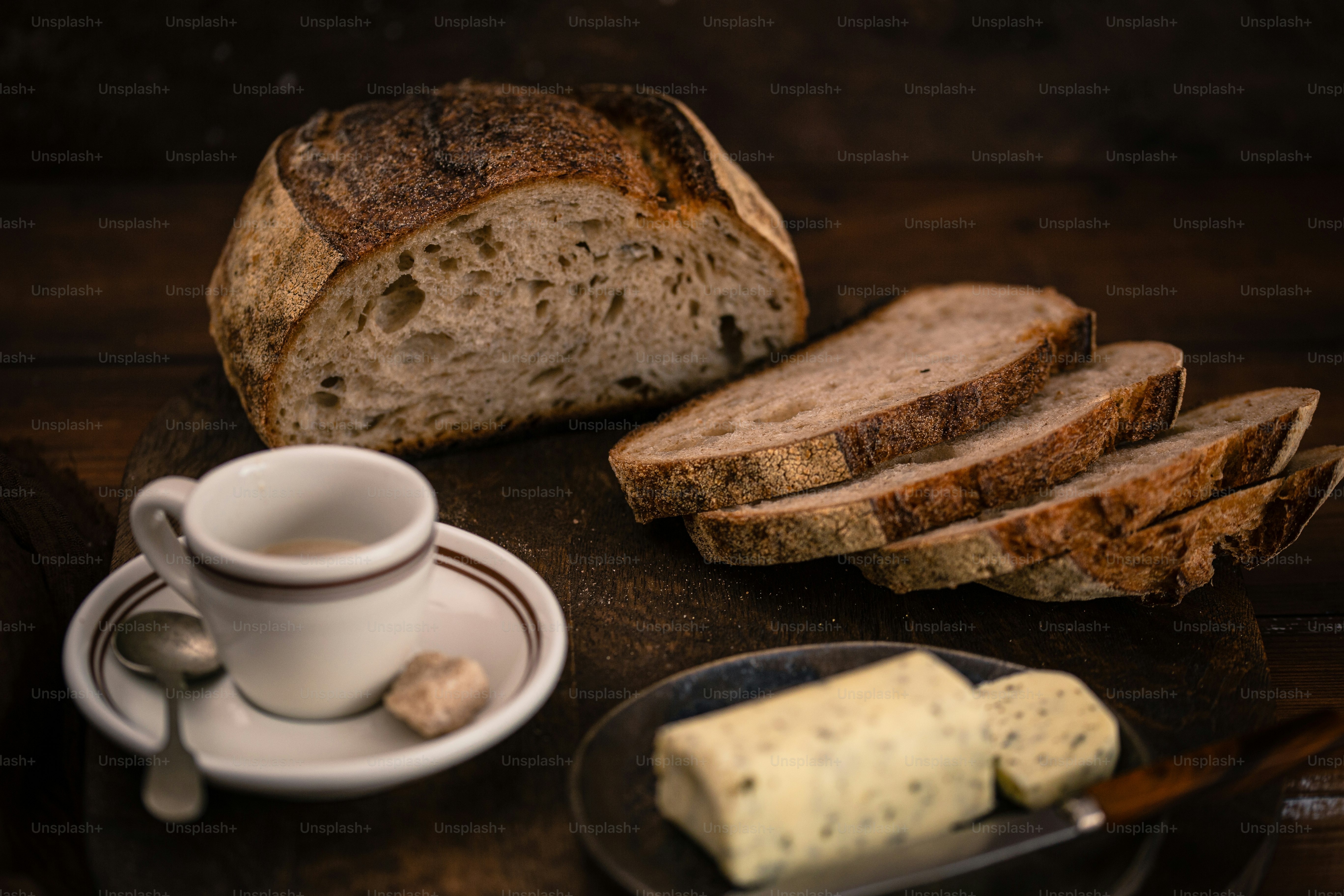 Foto Una barra de pan junto a una taza de café – Pan de molde Imagen en ...