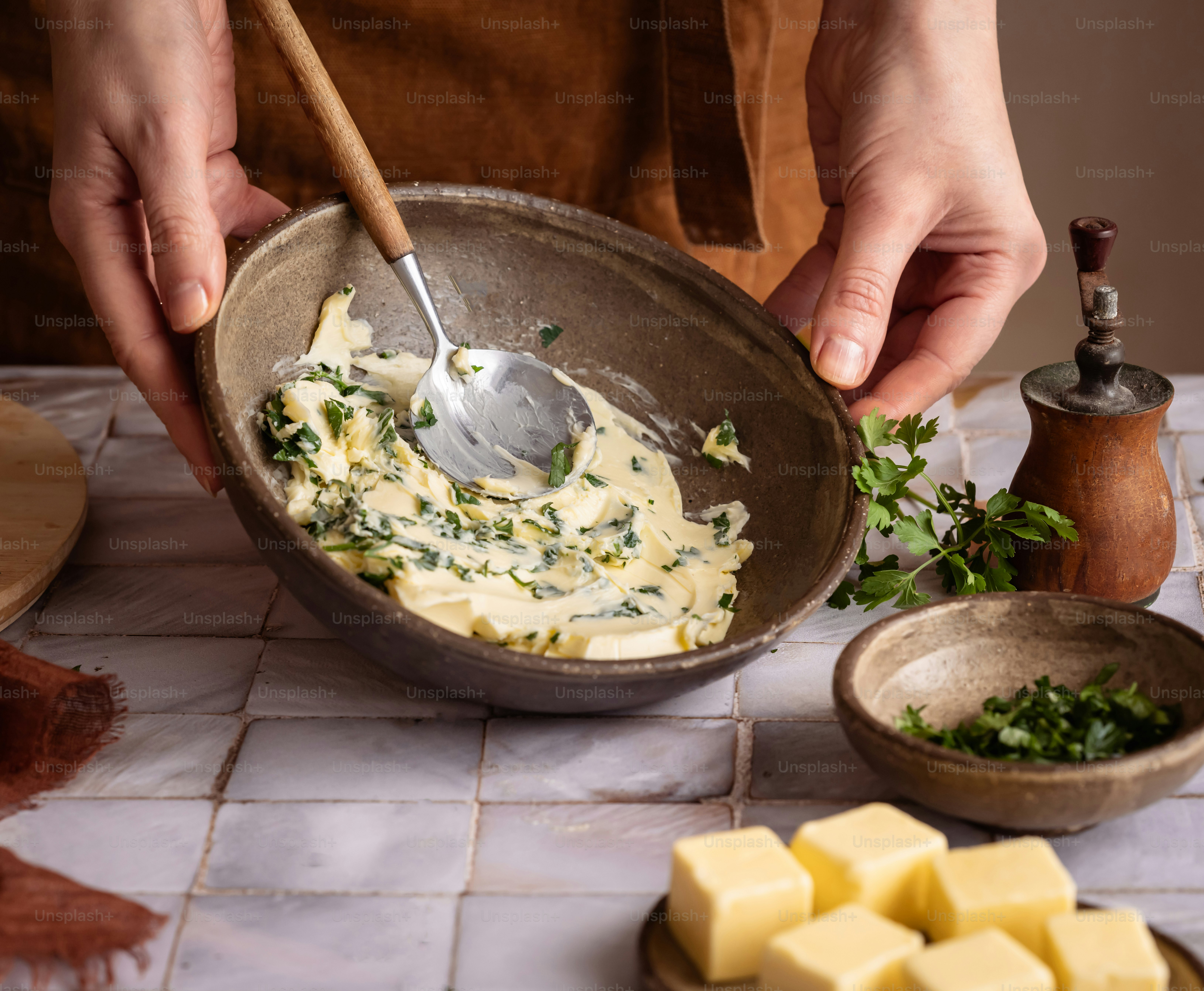 A person mixing a bowl of food with a spoon photo – Food Image on Unsplash