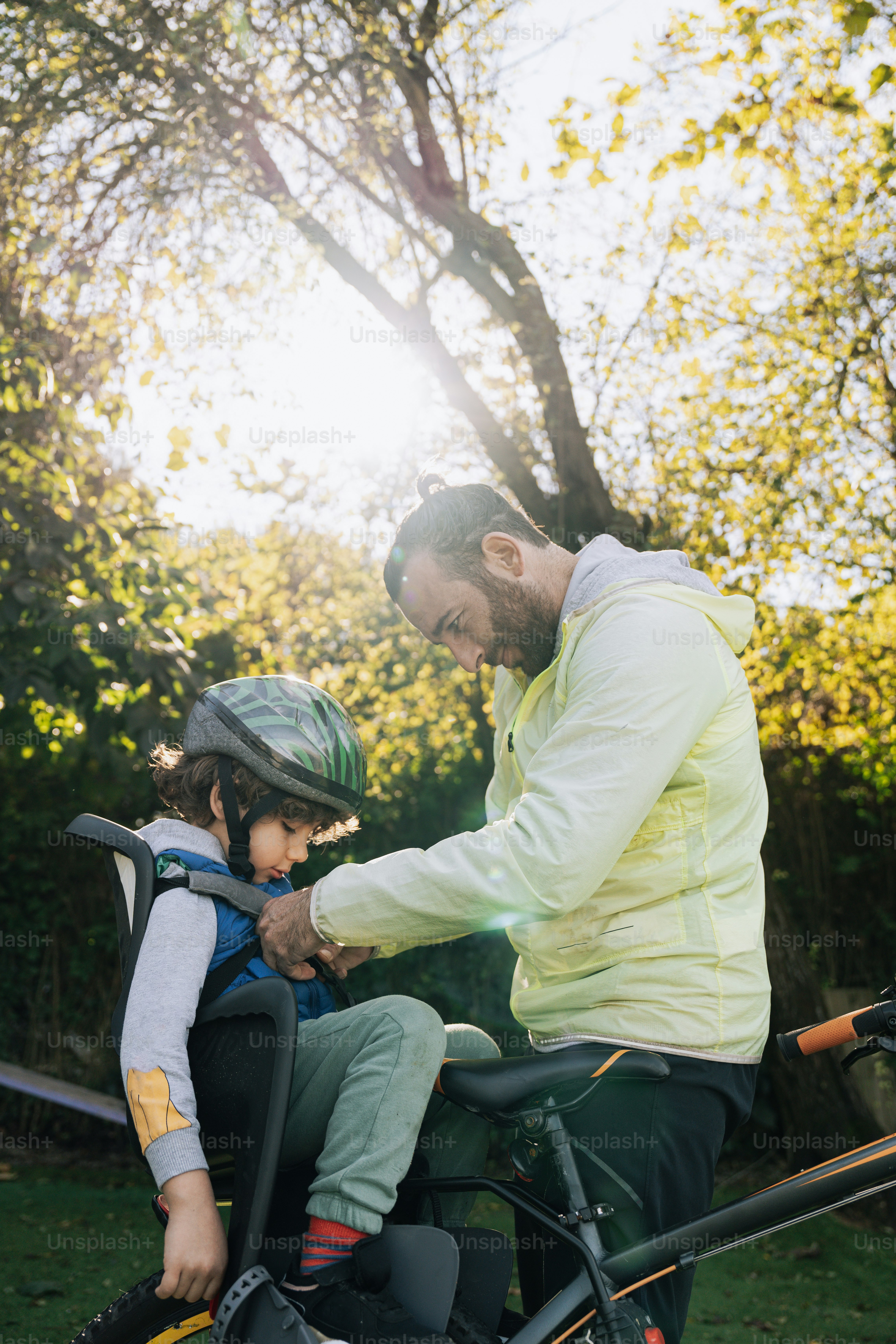 A man helping a little boy ride a bike photo – Family Image on Unsplash