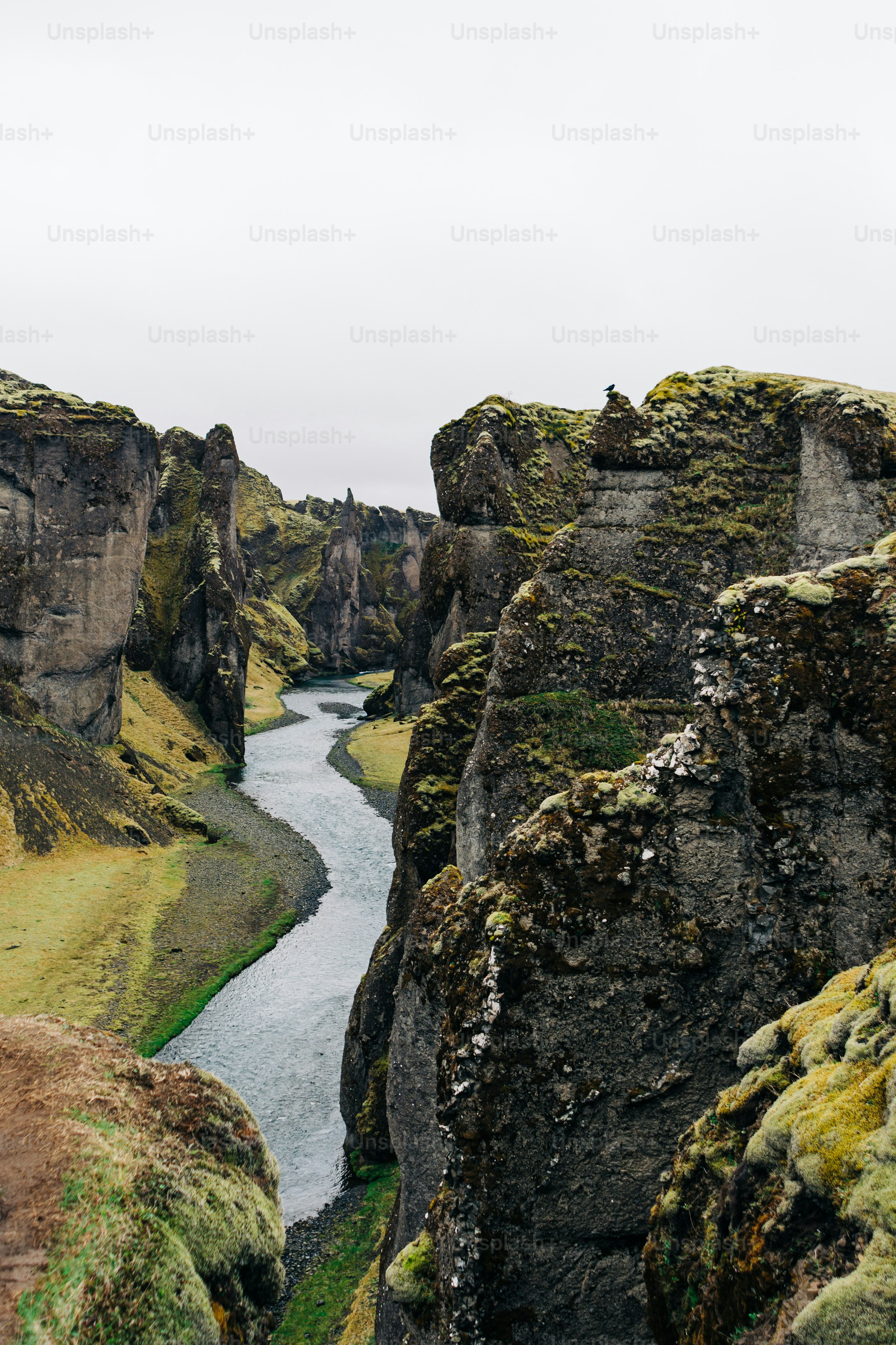 Une rivière qui coule dans une vallée entourée de montagnes photo ...