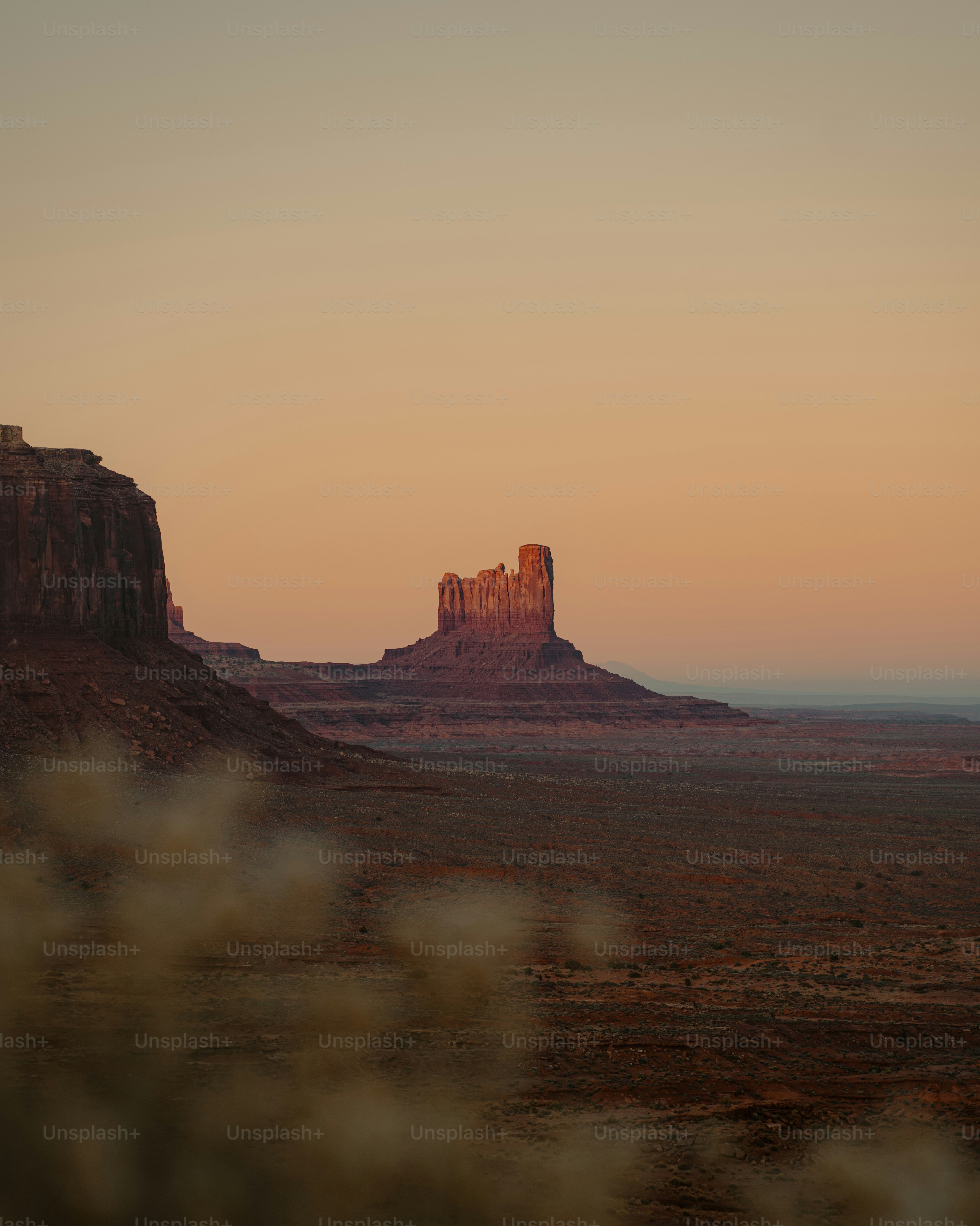 Une grande formation rocheuse au milieu d’un désert photo – Image de ...