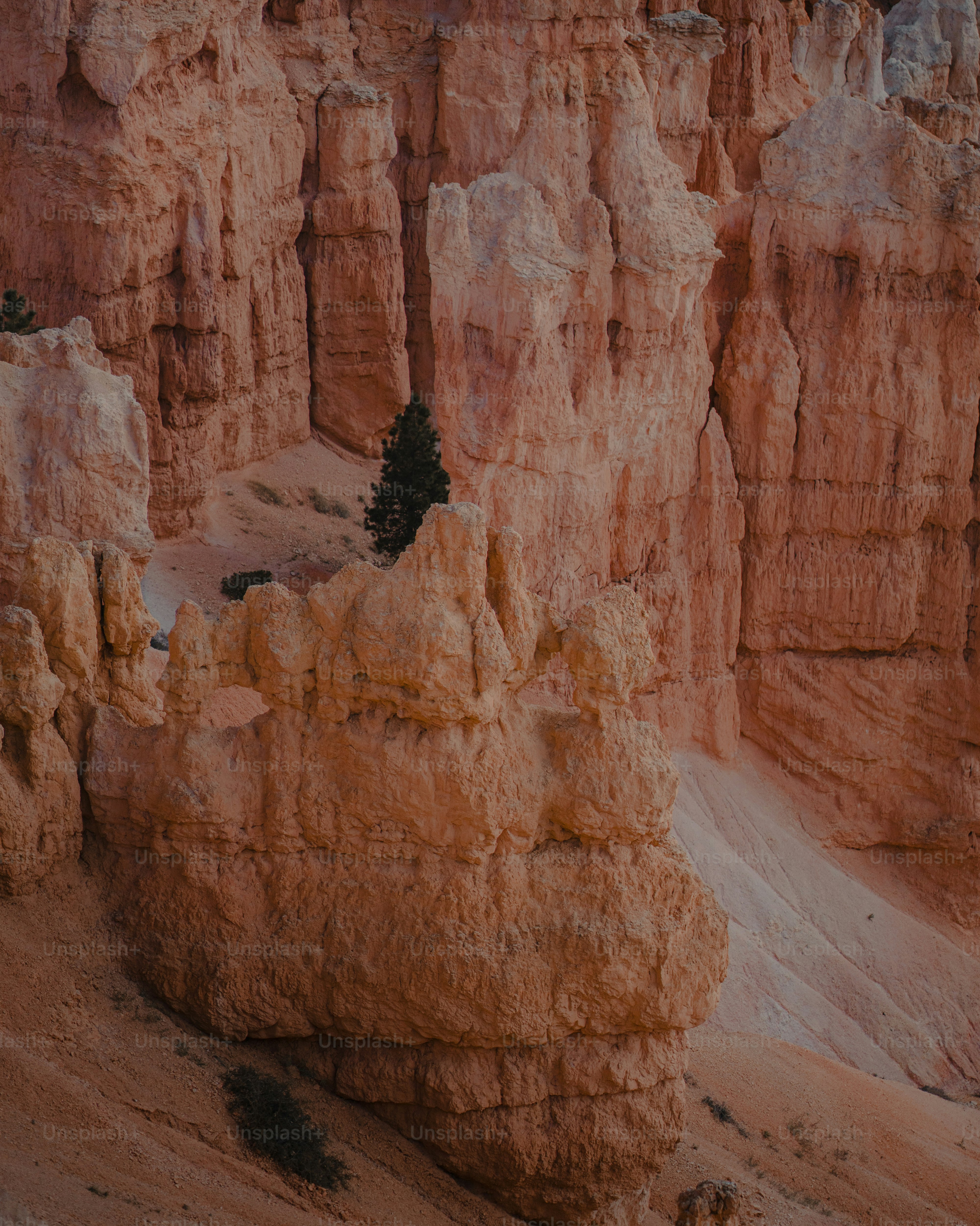 Une grande formation rocheuse au milieu d’un désert photo – Parc ...