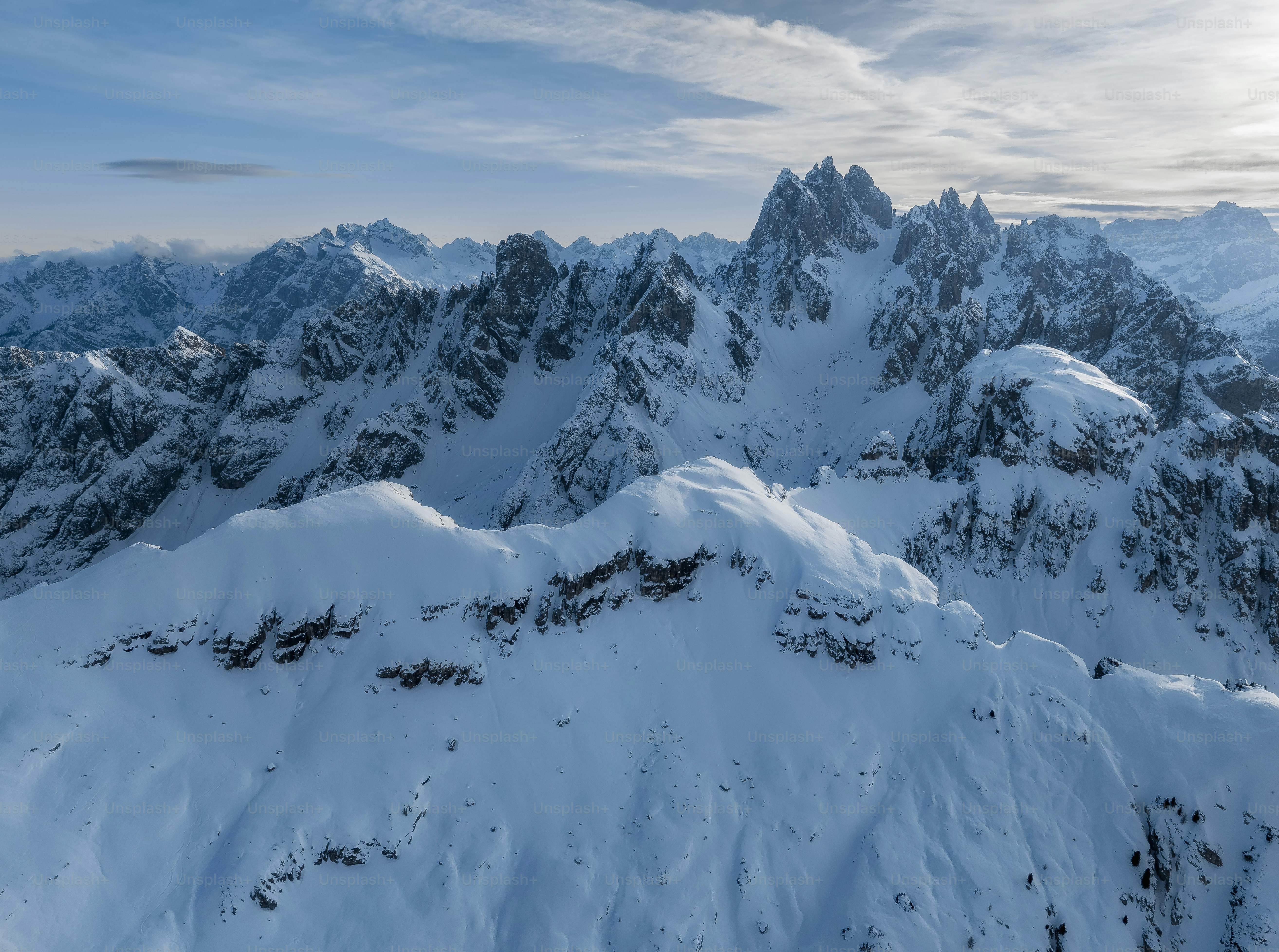 A view of a mountain range covered in snow photo – Piste Image on Unsplash