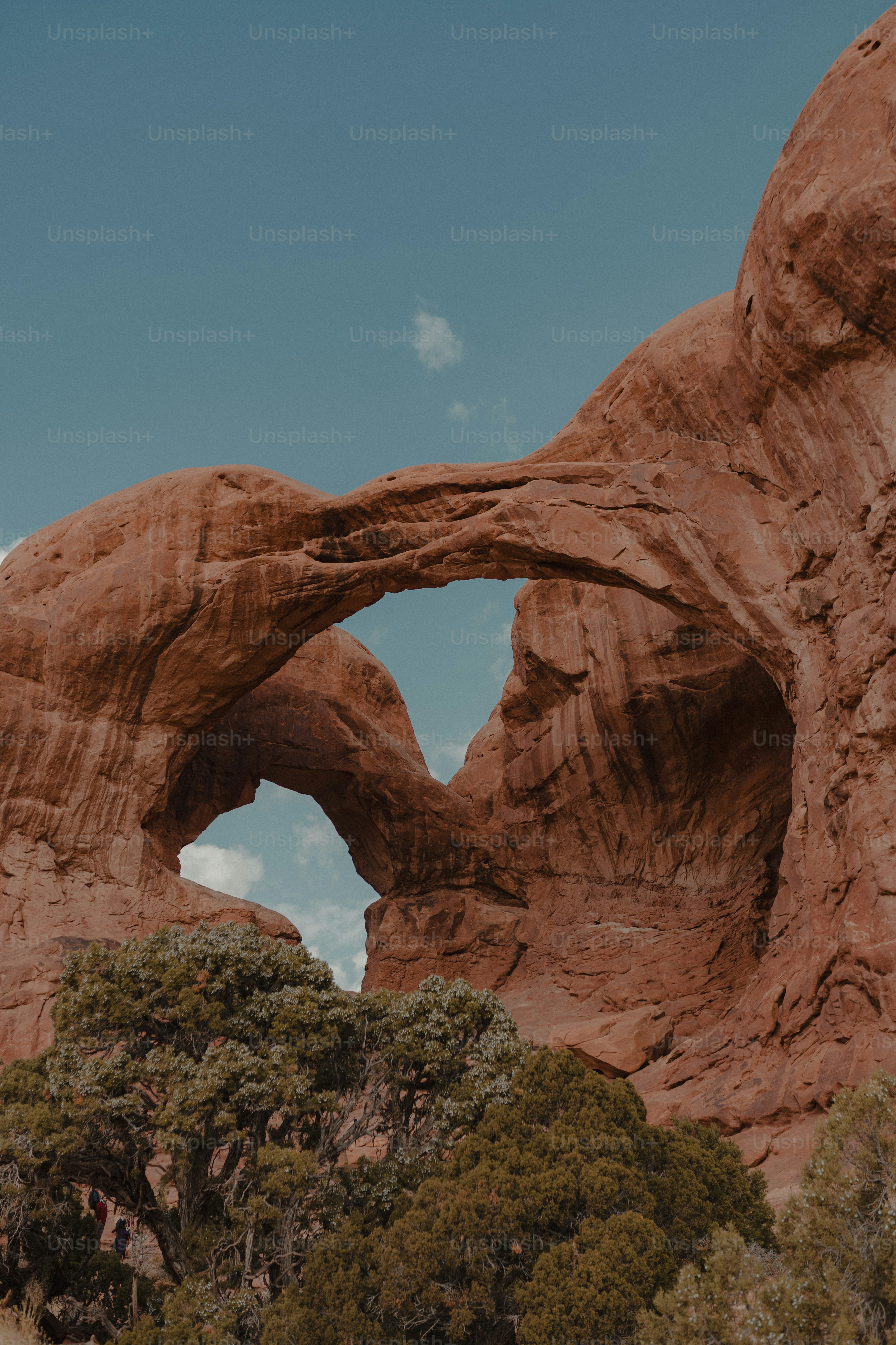 Une grande formation rocheuse au milieu d’un désert photo – Utah Photo ...