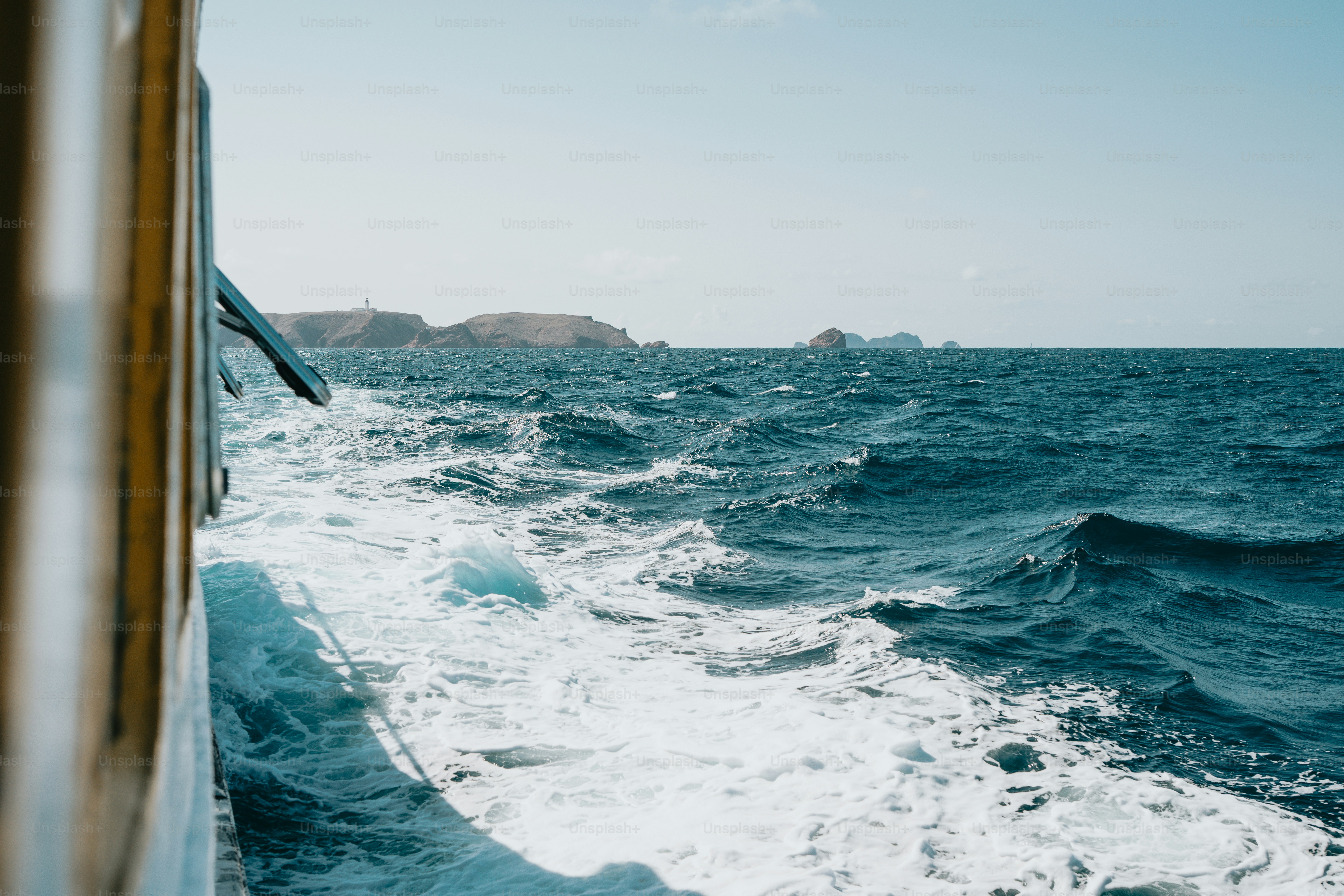 A view of the ocean from the back of a boat photo – Ocean Image on Unsplash