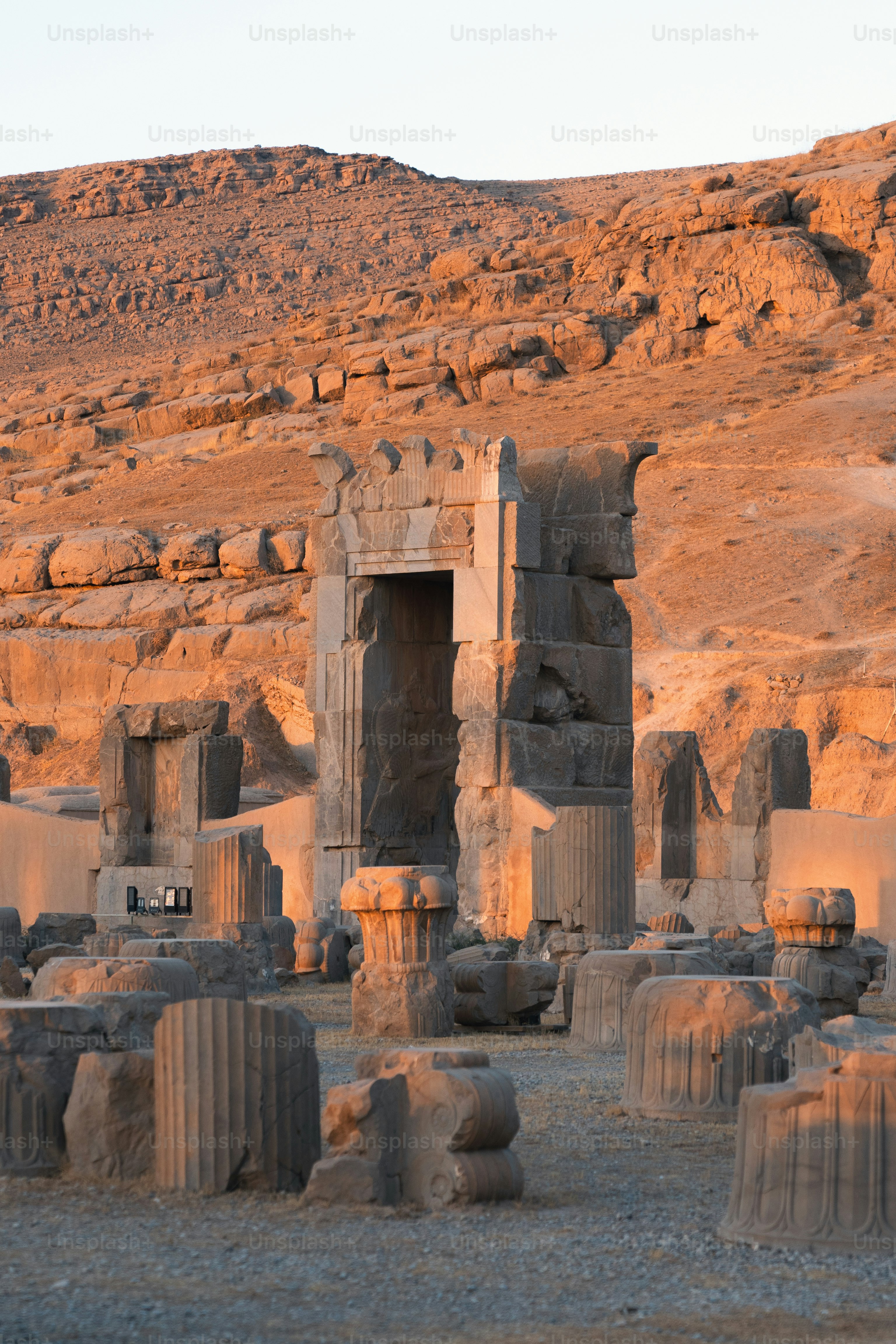 A stone structure in the middle of a desert photo – Iran Image on Unsplash