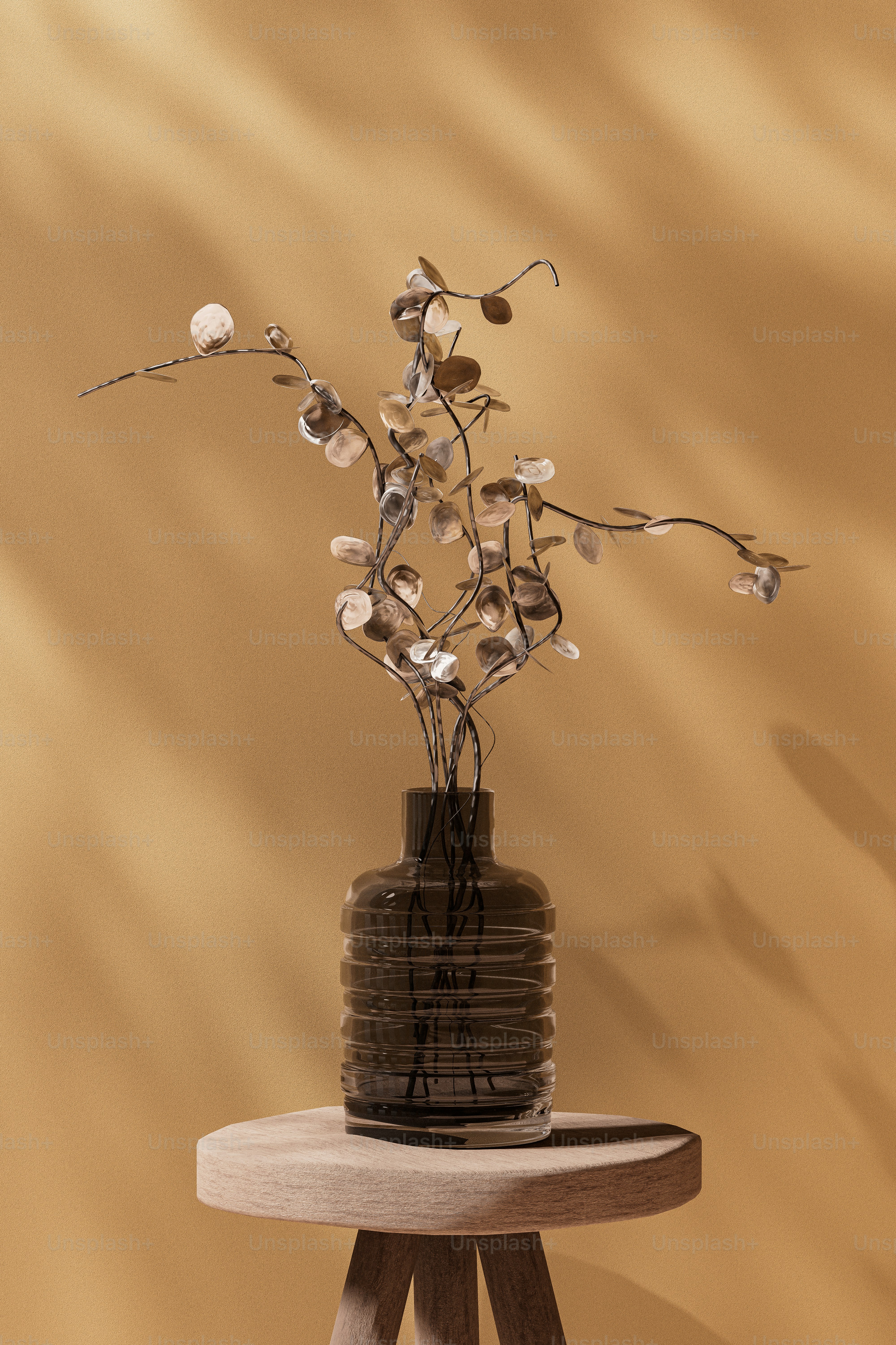 Foto zum Thema Eine Vase mit ein paar Blumen darauf auf einem Tisch ...
