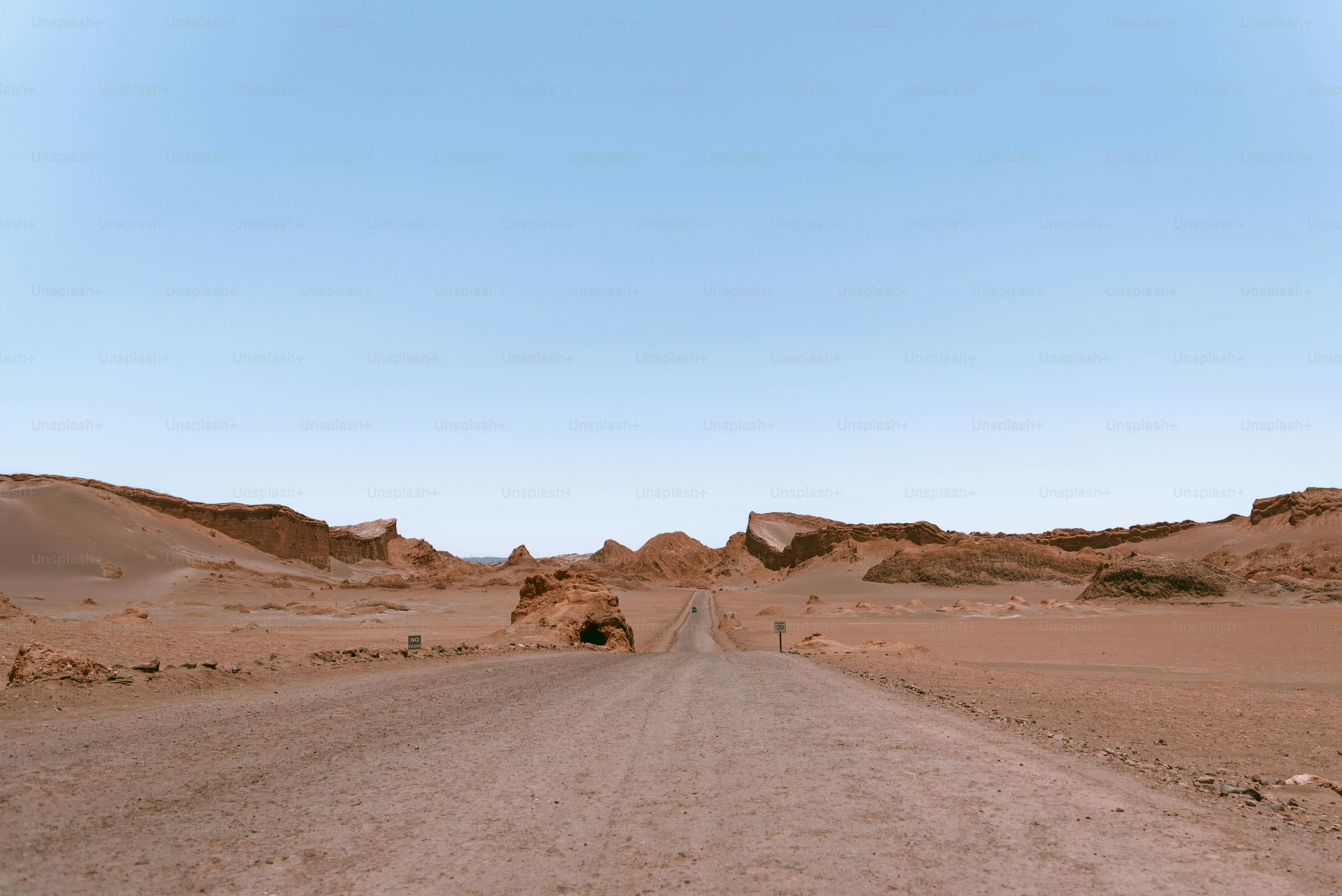 Un chemin de terre au milieu d’un désert photo – Image de Atacama sur ...