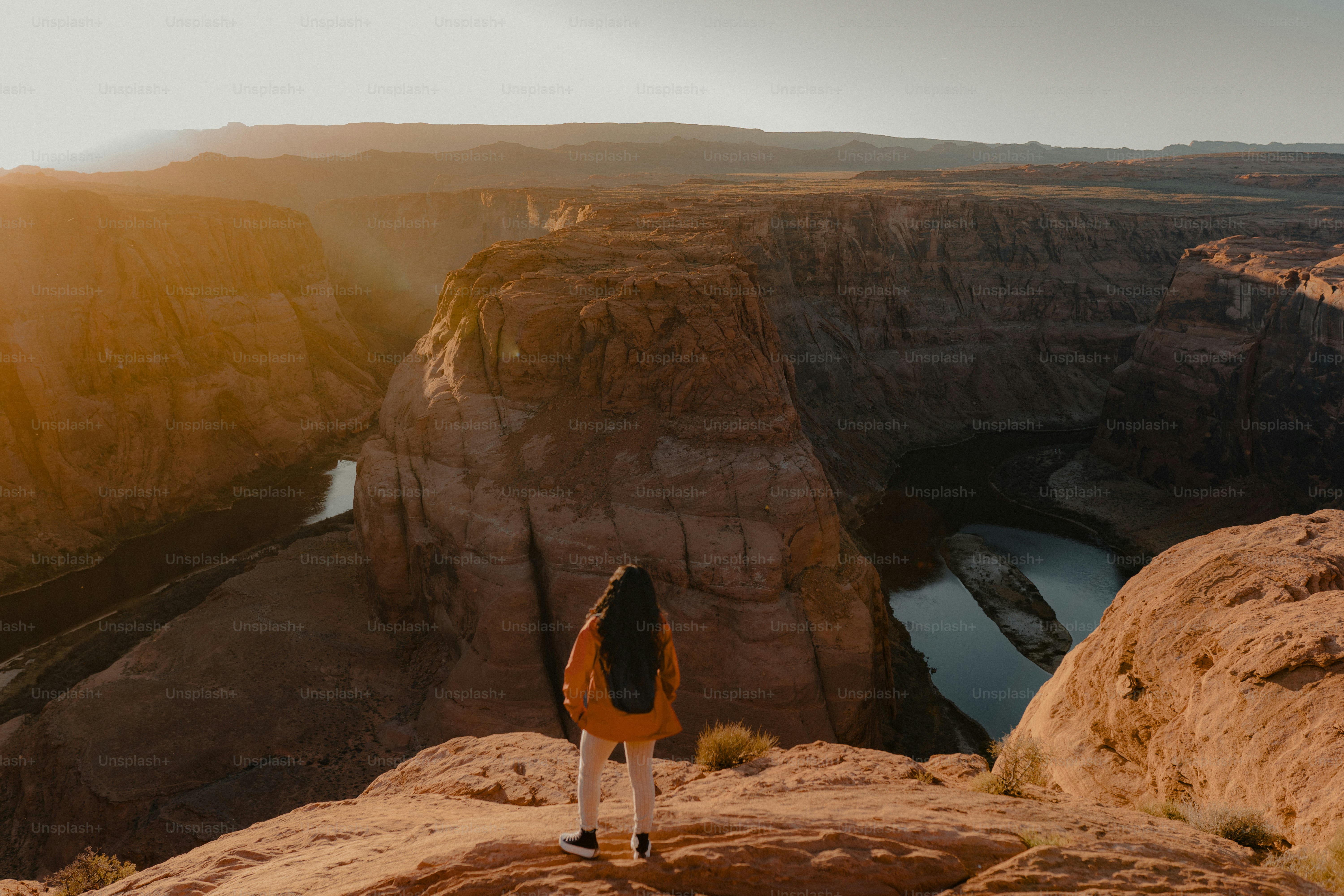 A woman standing on top of a large cliff photo – Arizona Image on Unsplash