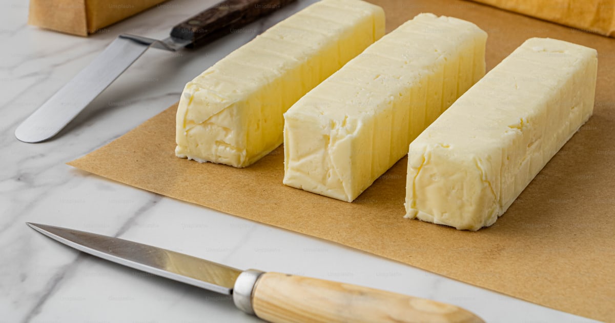 Trois morceaux de fromage posés sur une planche à découper photo ... Trois morceaux de fromage posés sur une planche à découper photo ...