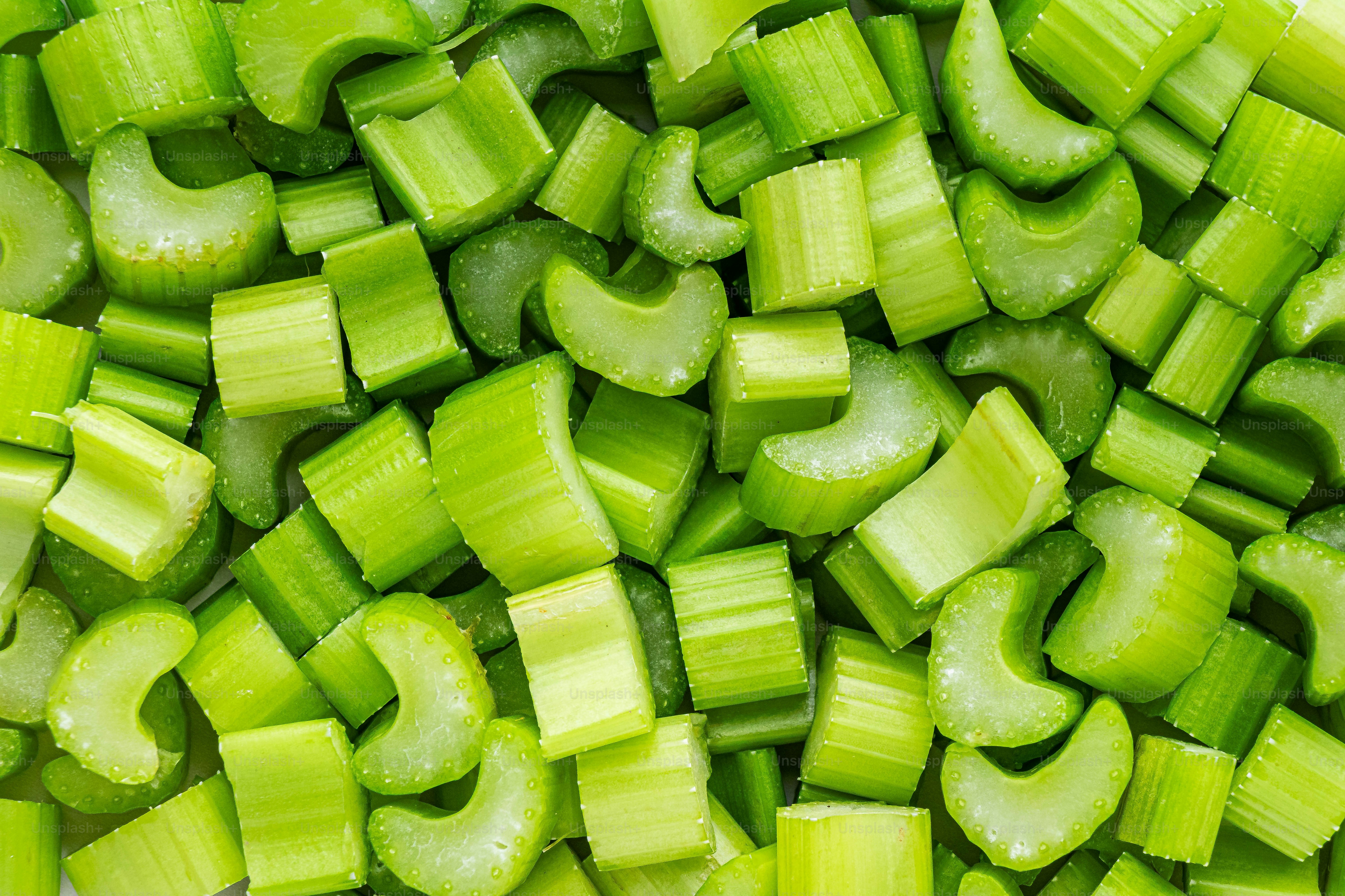 Un montón de apio cortado en rodajas encima de una mesa foto – Imagen ...