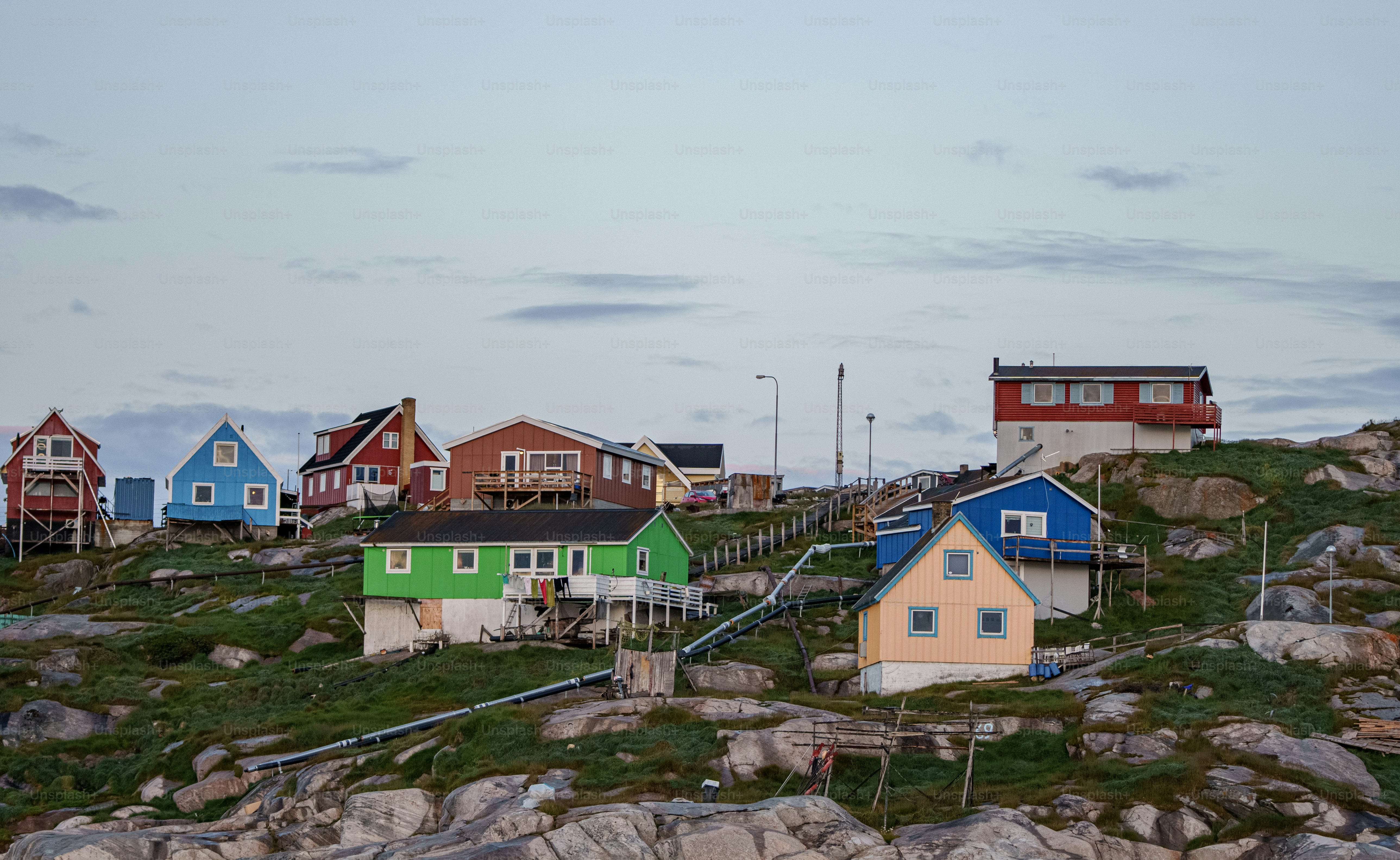 A bunch of houses that are on a hill photo – Greenland Image on Unsplash