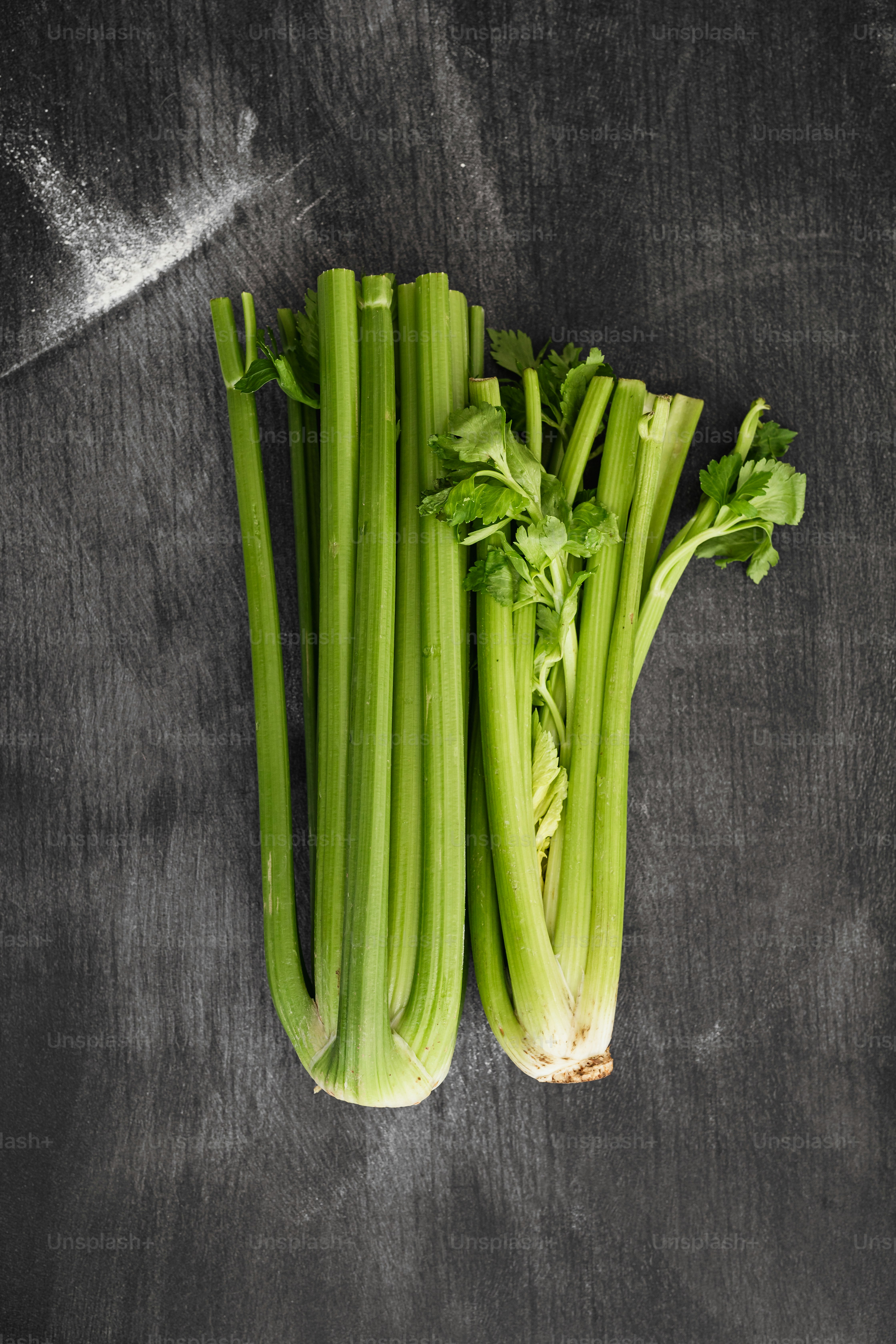 A bunch of celery sitting on top of a table photo – Food Image on Unsplash