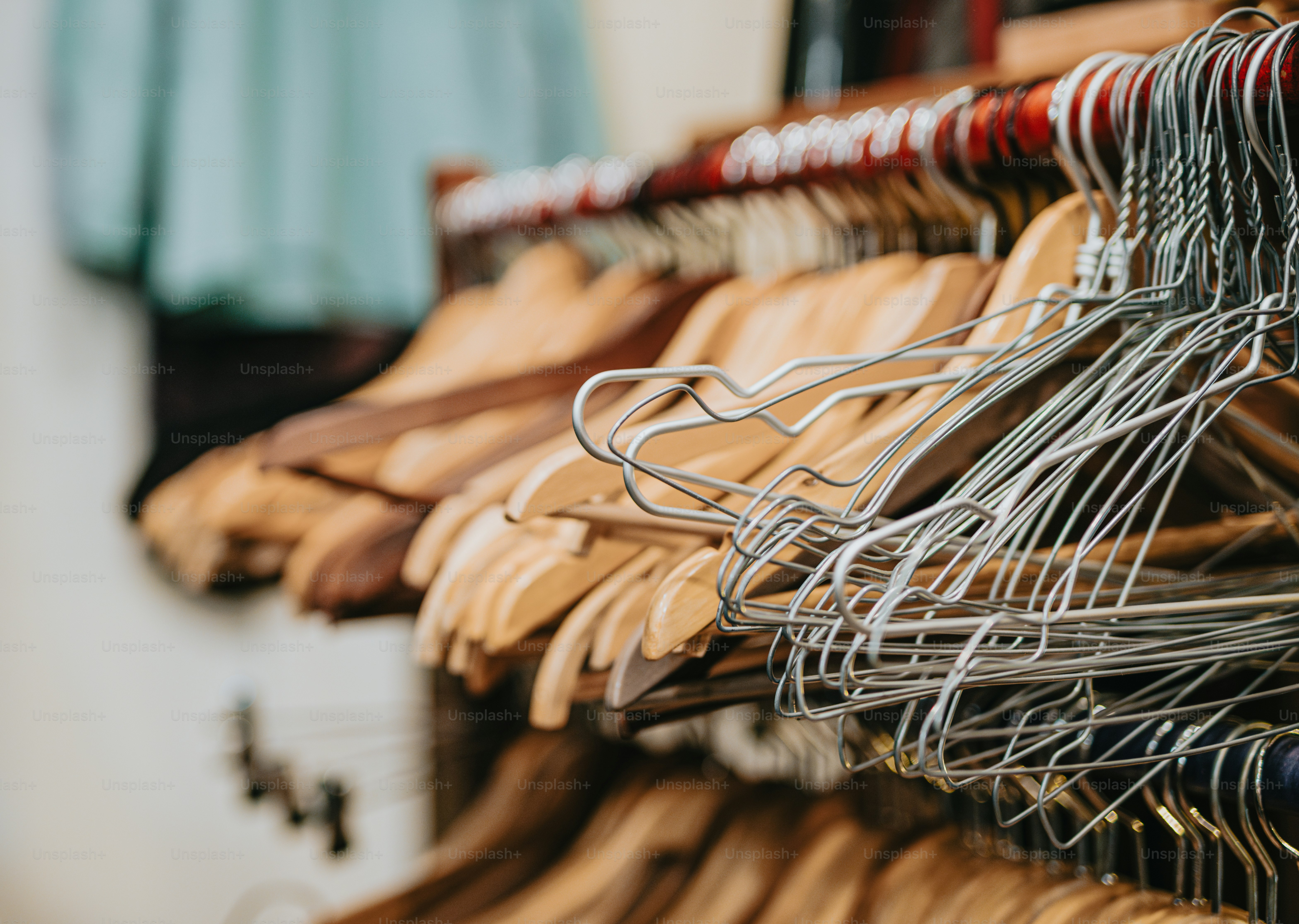 Un montón de ropa colgada en un perchero foto – Imagen de Papel tapiz ...