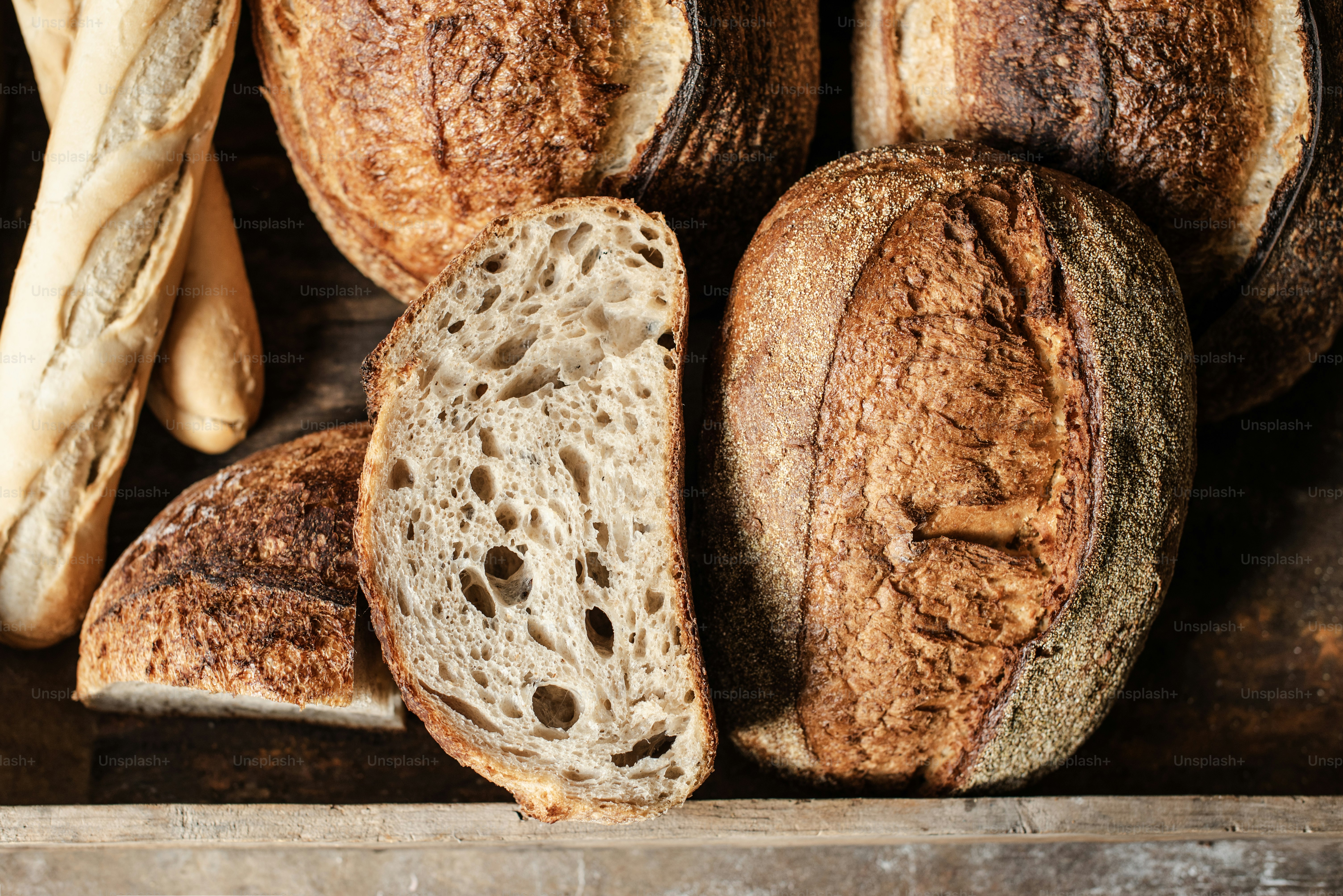 Un primer plano de un montón de panes foto – Imagen de Fotografía de ...