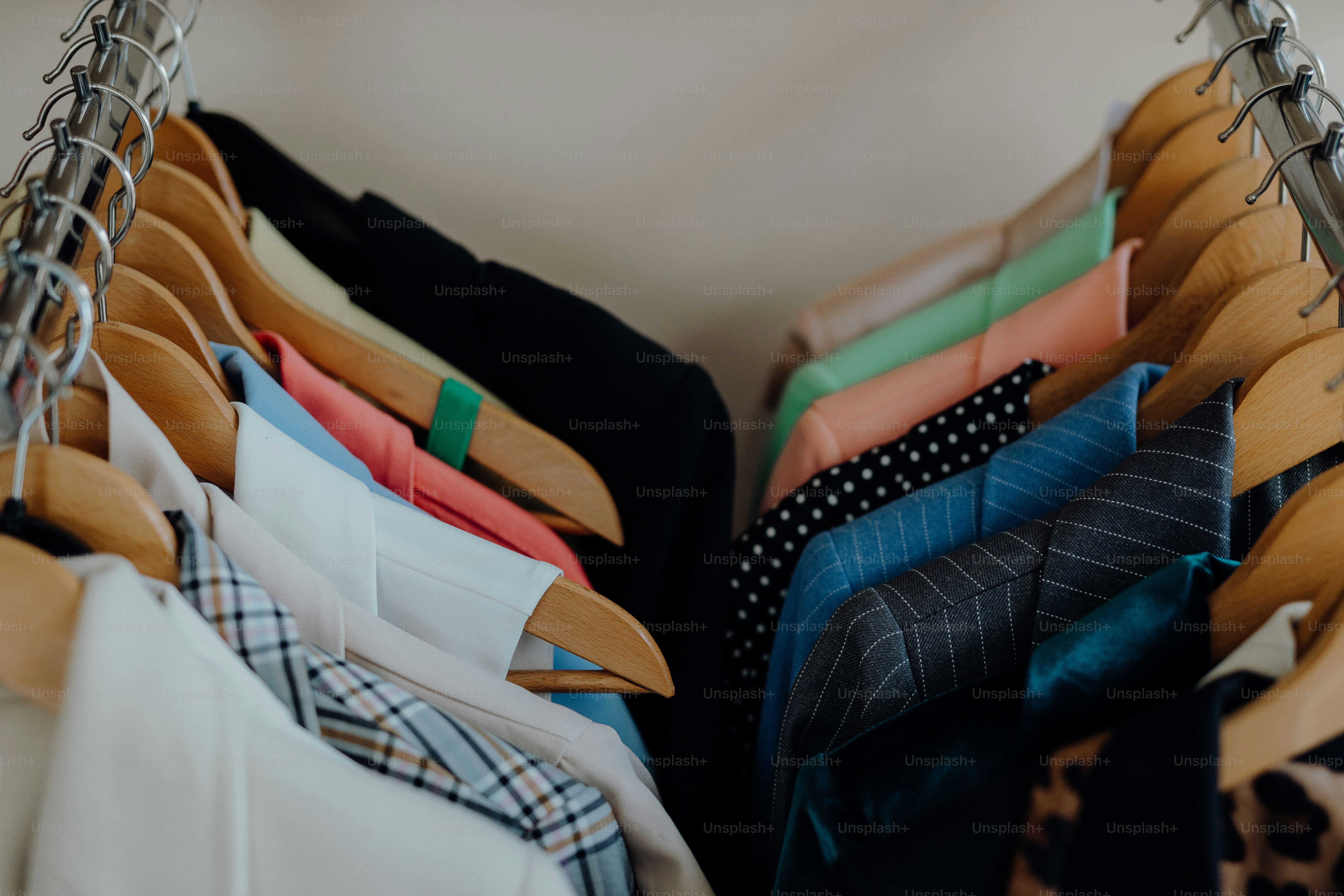 Foto Un montón de ropa que está en un perchero – Ventas Imagen en Unsplash