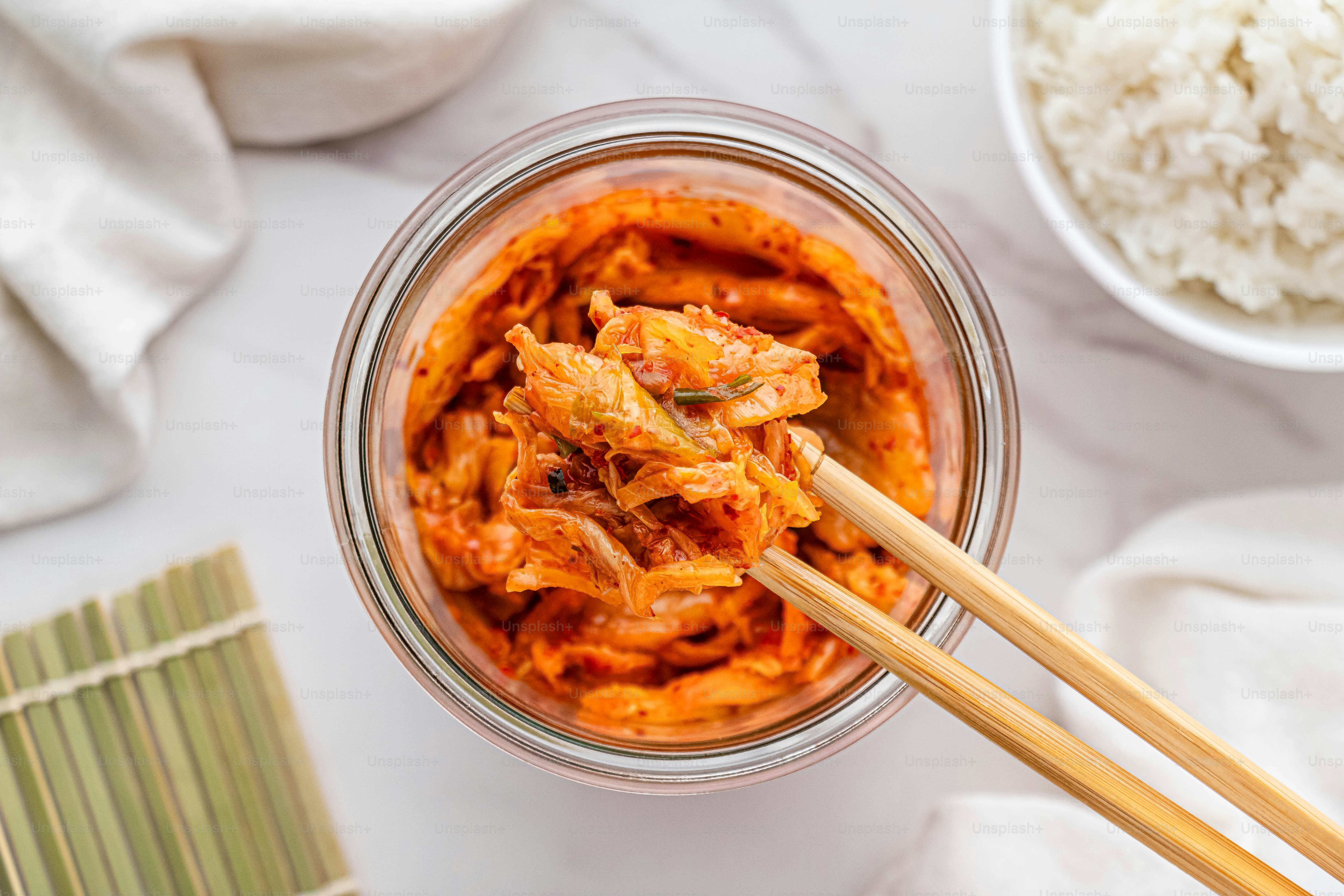 Un bol de nourriture avec des baguettes qui en dépassent photo – Image ...
