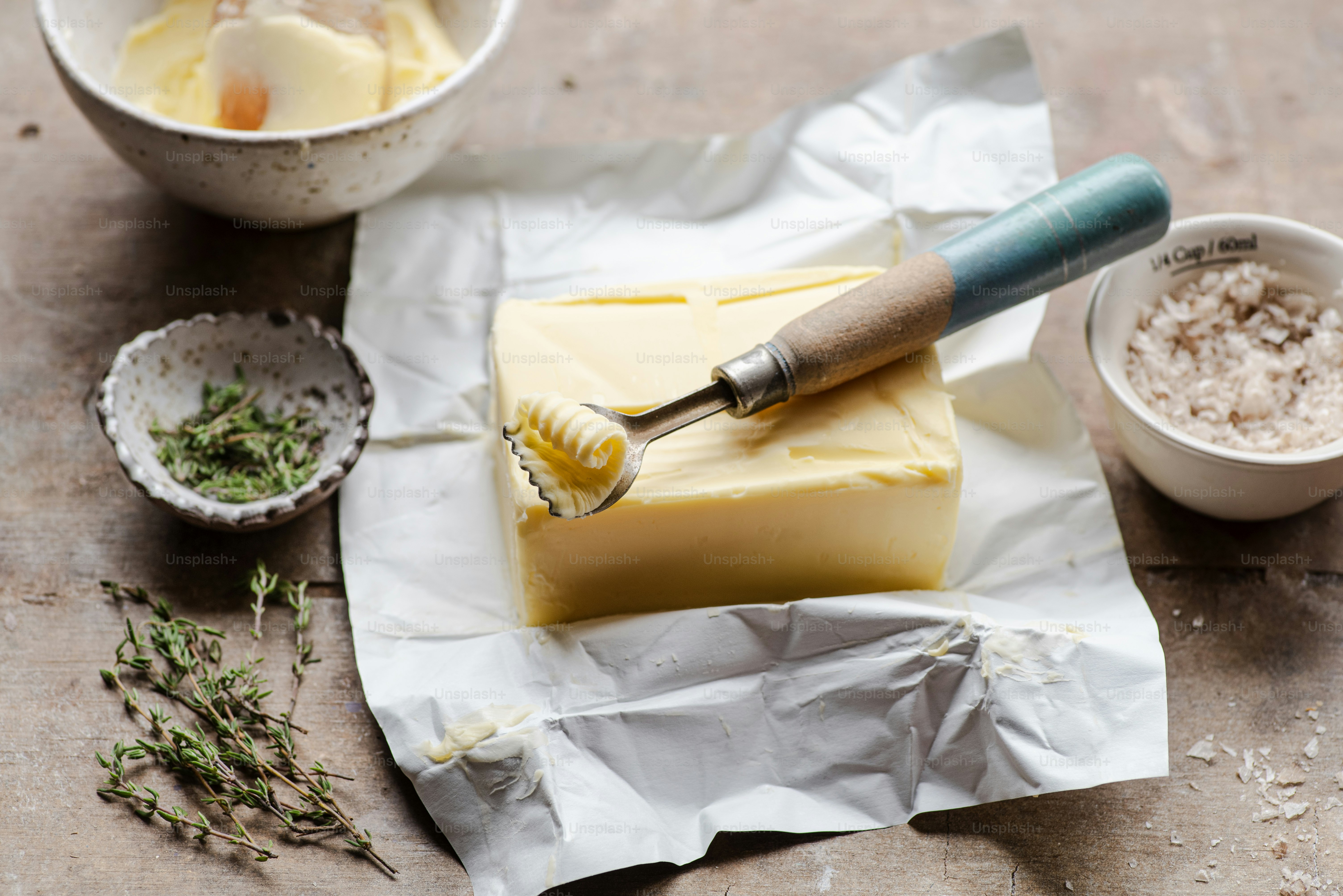 Foto Un trozo de queso encima de un trozo de papel encerado – Manteca ...