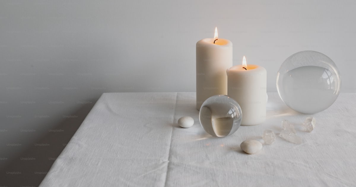 Foto Una mesa blanca coronada con dos velas blancas – Cristales Imagen ... Foto Una mesa blanca coronada con dos velas blancas – Cristales Imagen ...