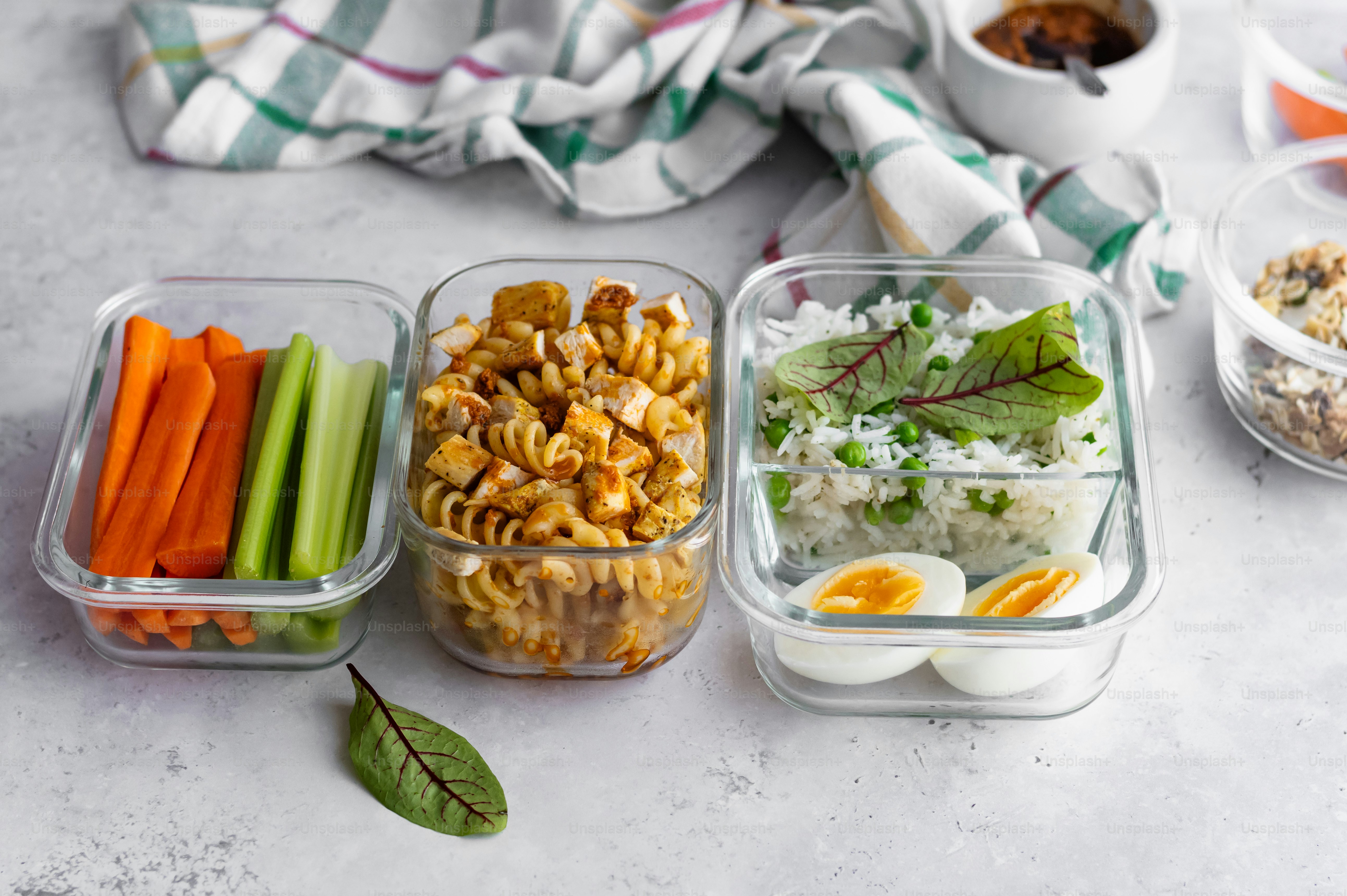 Una variedad de alimentos en recipientes de plástico sobre una mesa ...