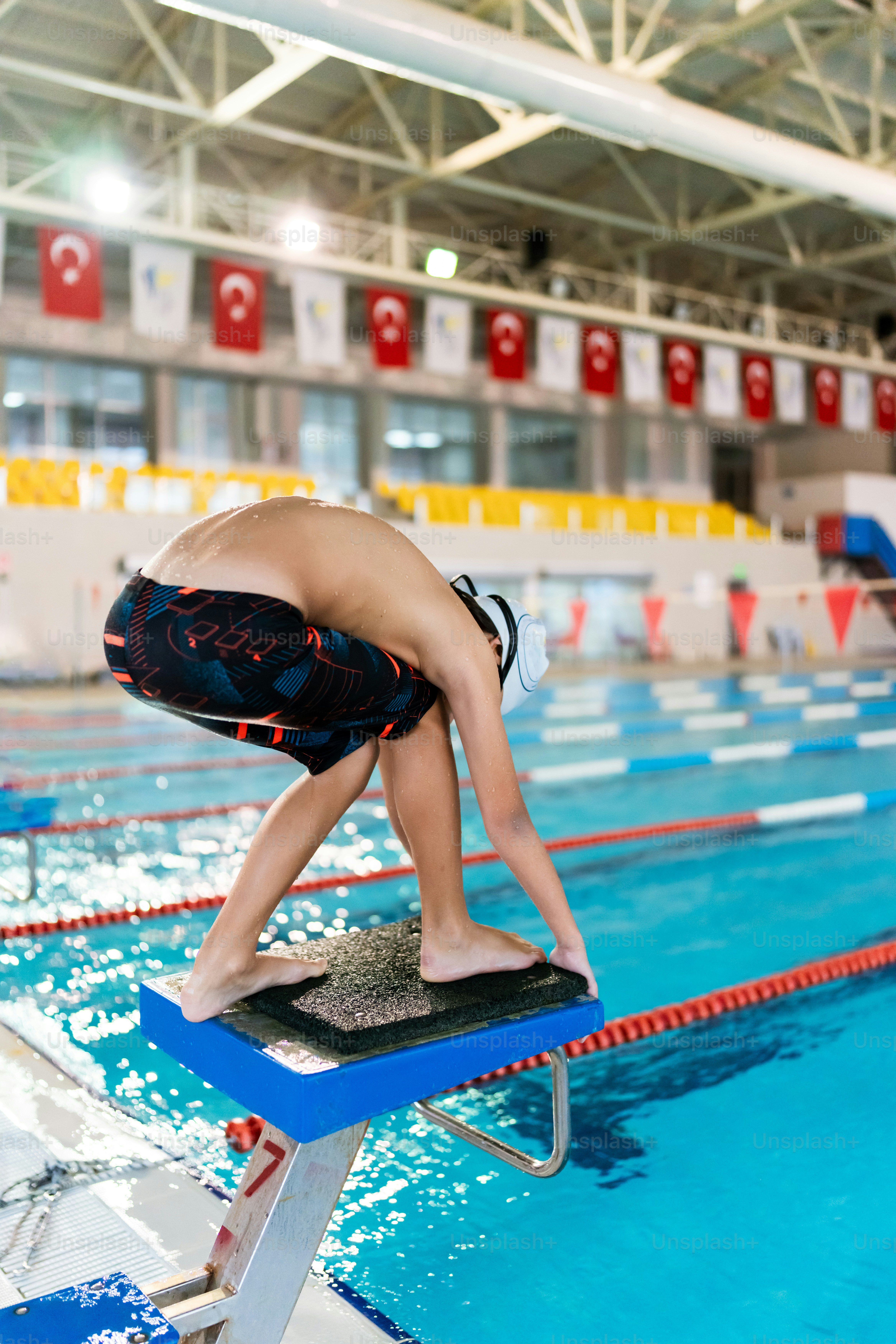 Un homme debout sur un plongeoir dans une piscine photo – Image de ...