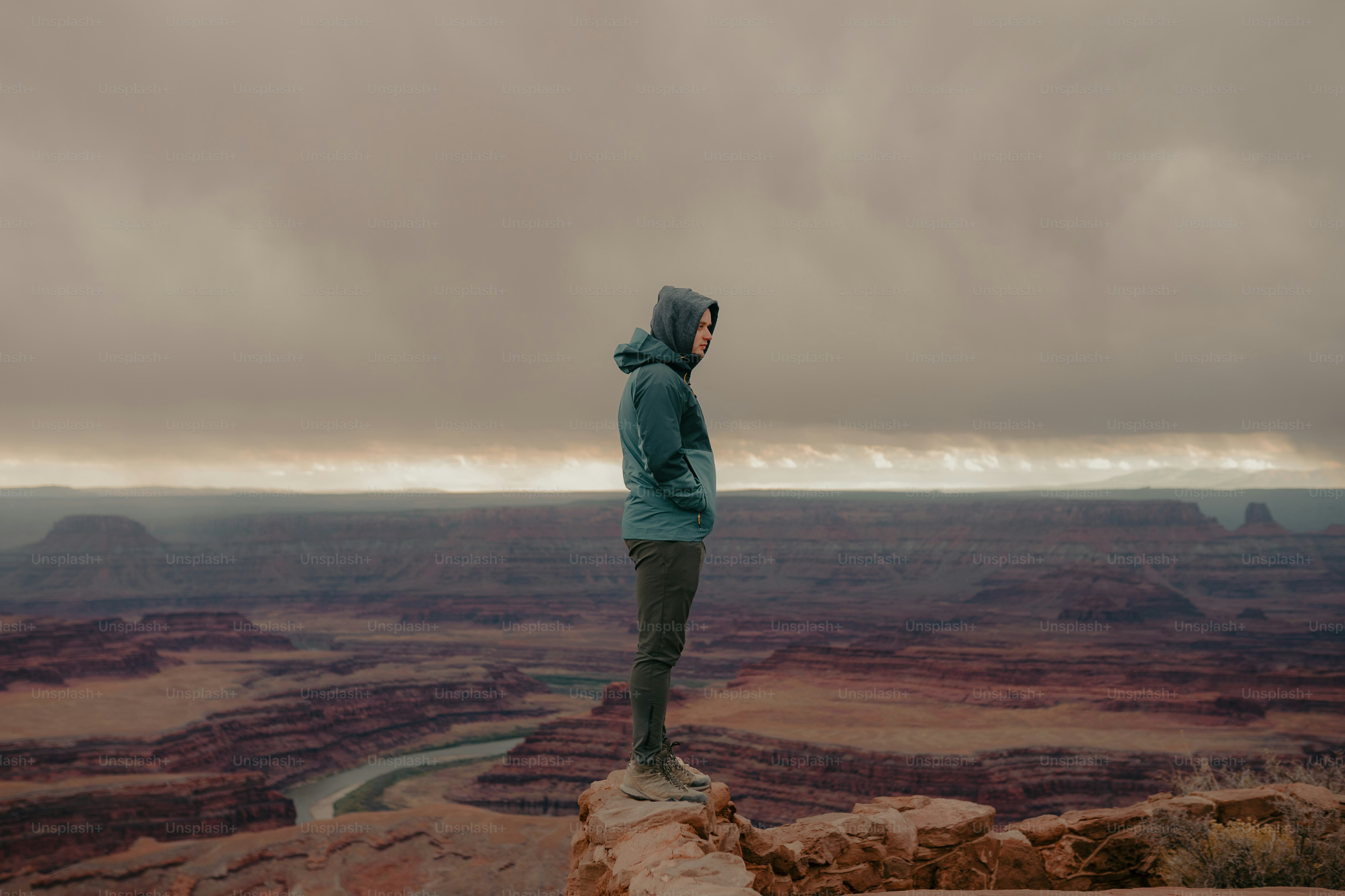 A person standing in the middle of a desert photo – Monument valley ...